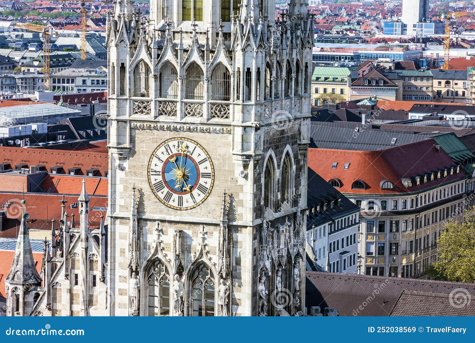 Munchen. Town Hall Building, Munich Germany, Marienplatz, Clock Tower ...