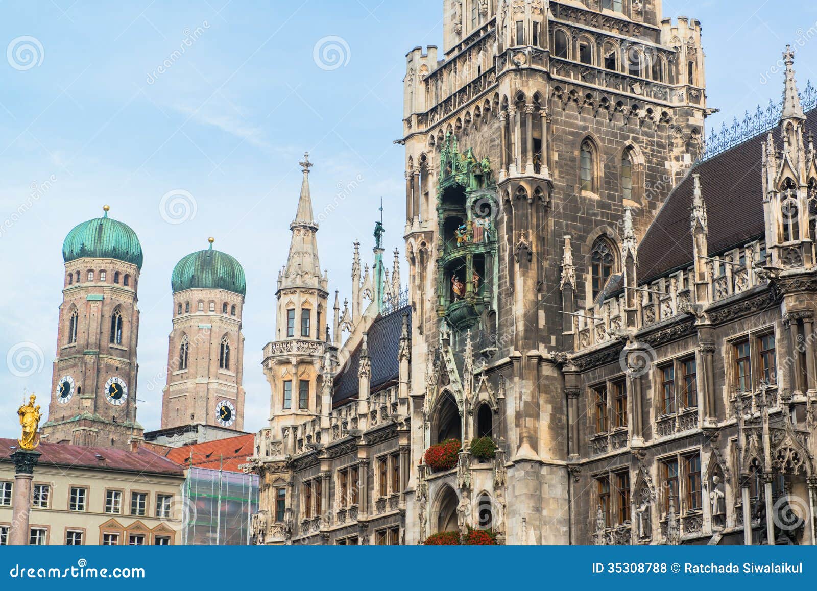 Munchen. Town Hall Building, Munich Germany, Marienplatz, Clock Tower ...