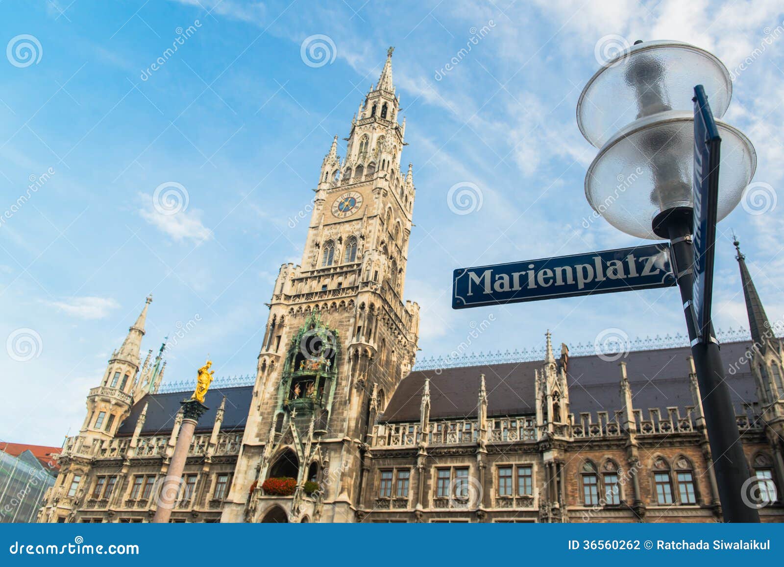 Munchen. Town Hall Building, Munich Germany, Marienplatz, Clock Tower ...