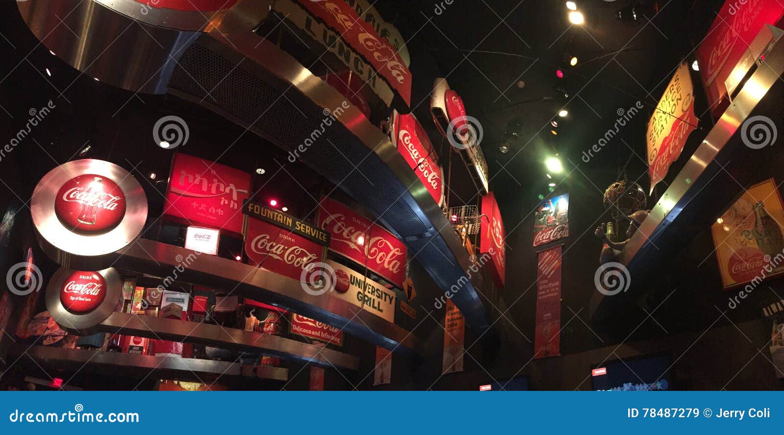 Mundo de la Coca-Cola imagen de archivo editorial. Imagen de turista ...