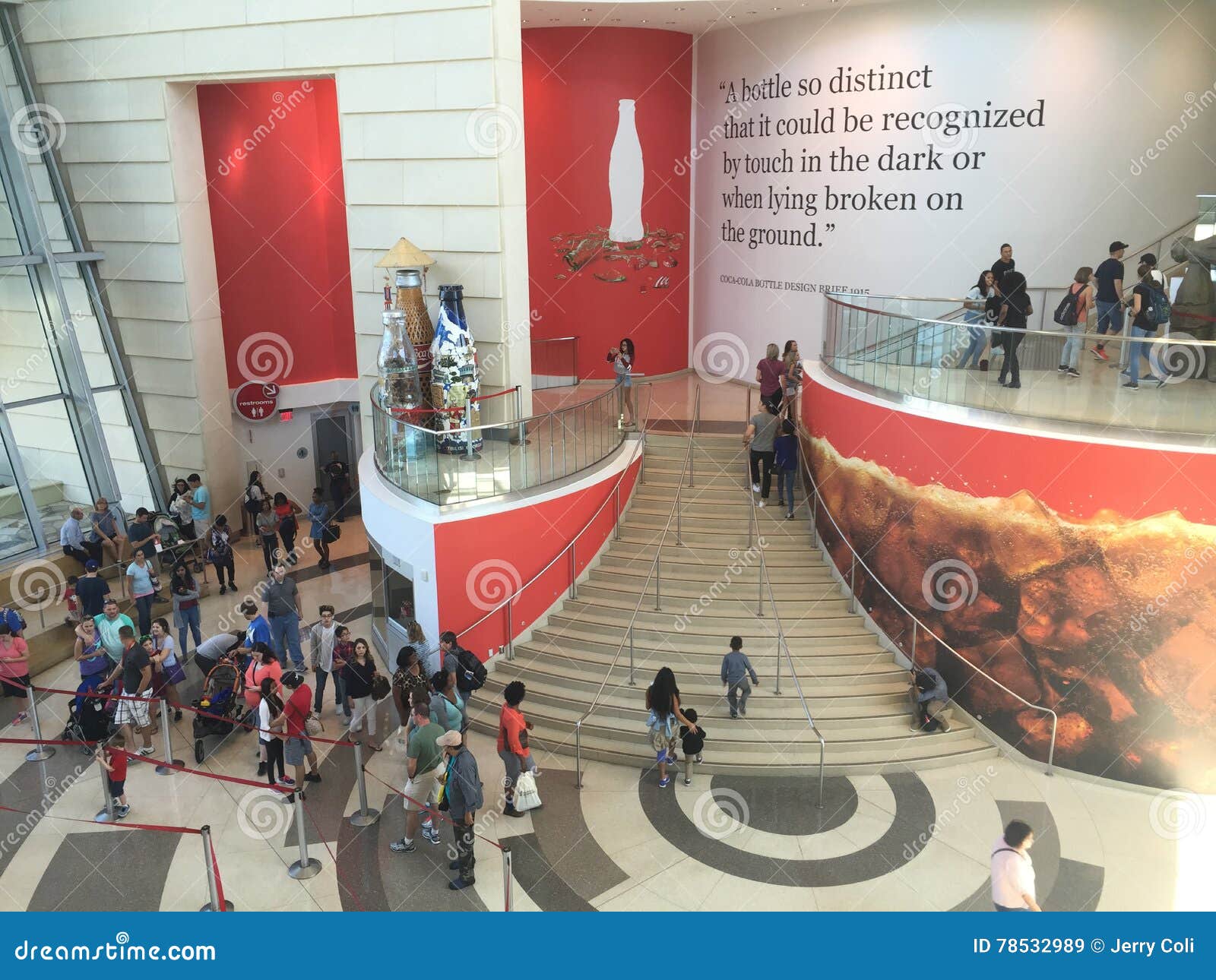 Mundo de la Coca-Cola imagen de archivo editorial. Imagen de caminata ...