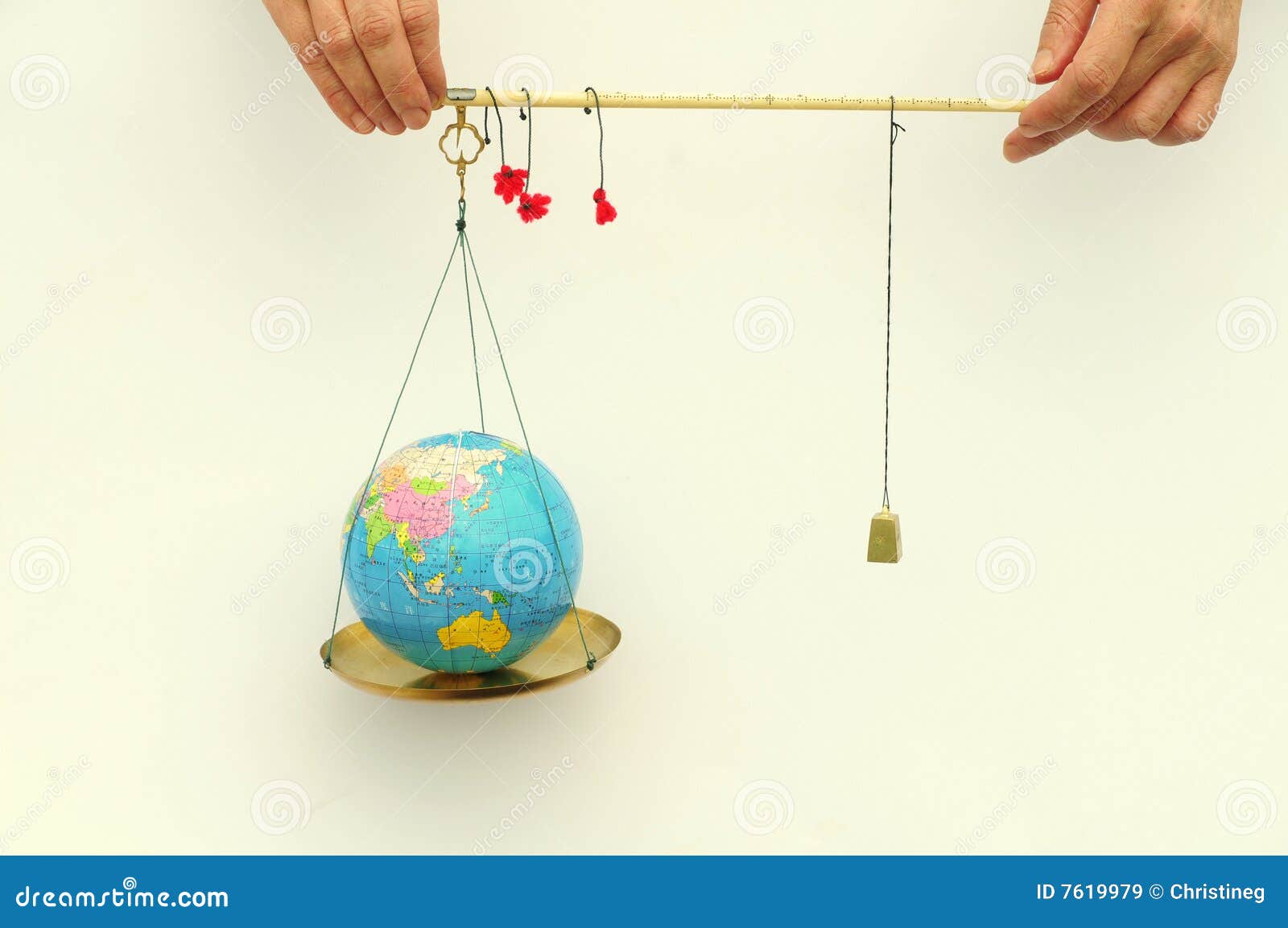 Mundo en el equilibrio imagen de archivo. Imagen de pesaje - 7619979