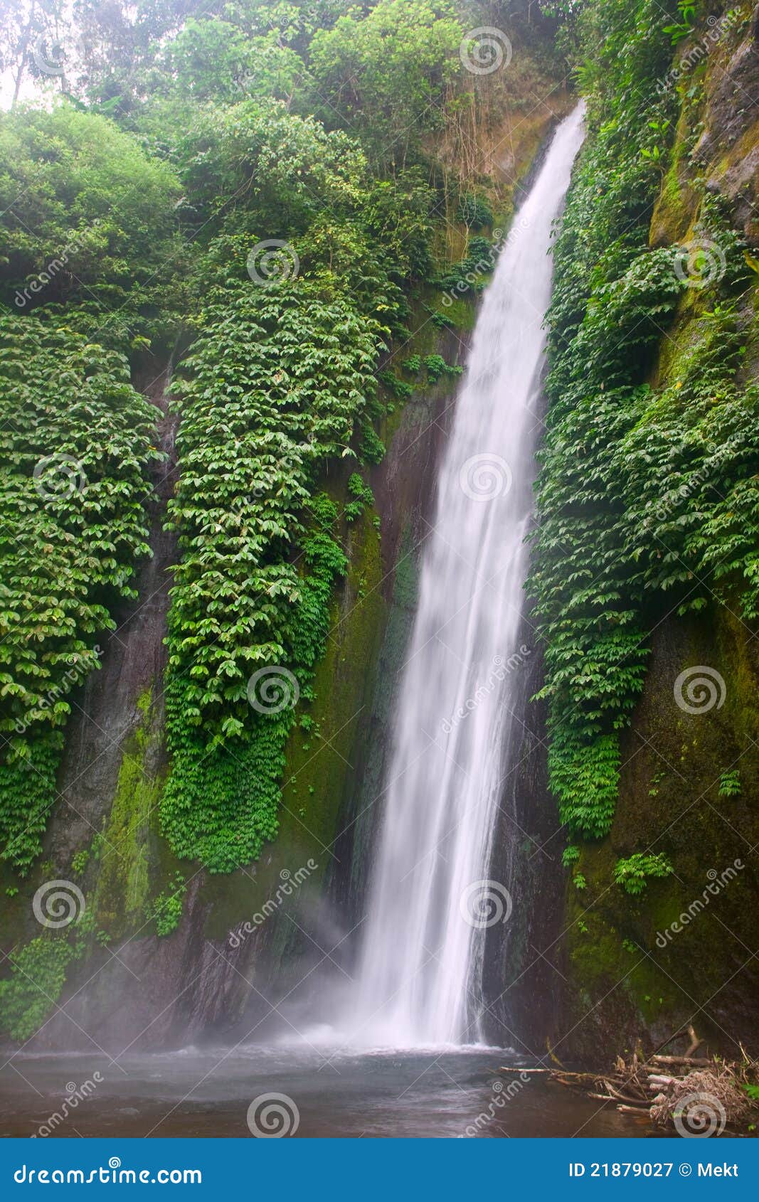 Munduk waterfall stock image. Image of quiet, asian, flowing - 21879027