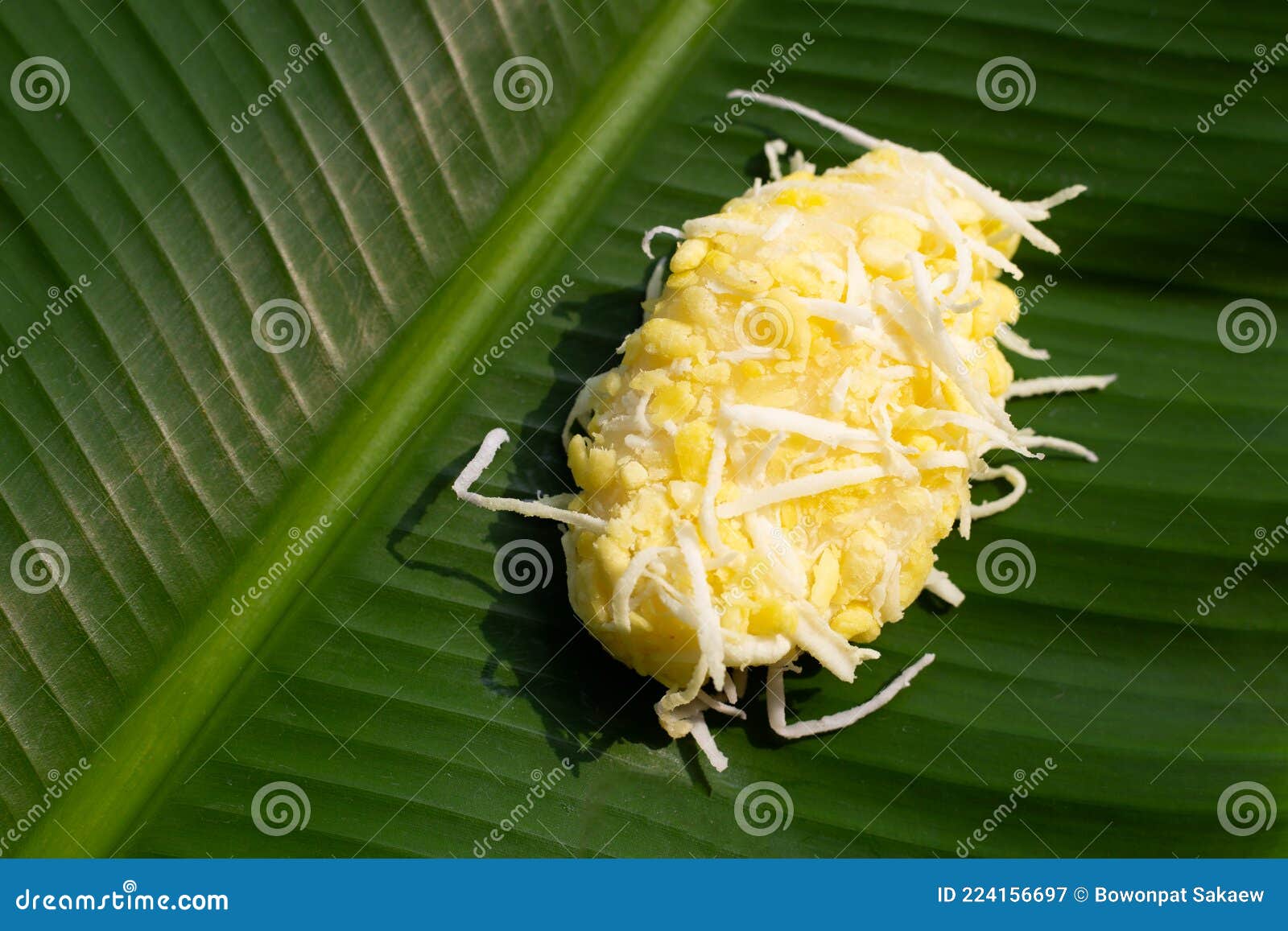 Mung Bean Rice Crepe on Banana Leaf Stock Image - Image of jelly ...