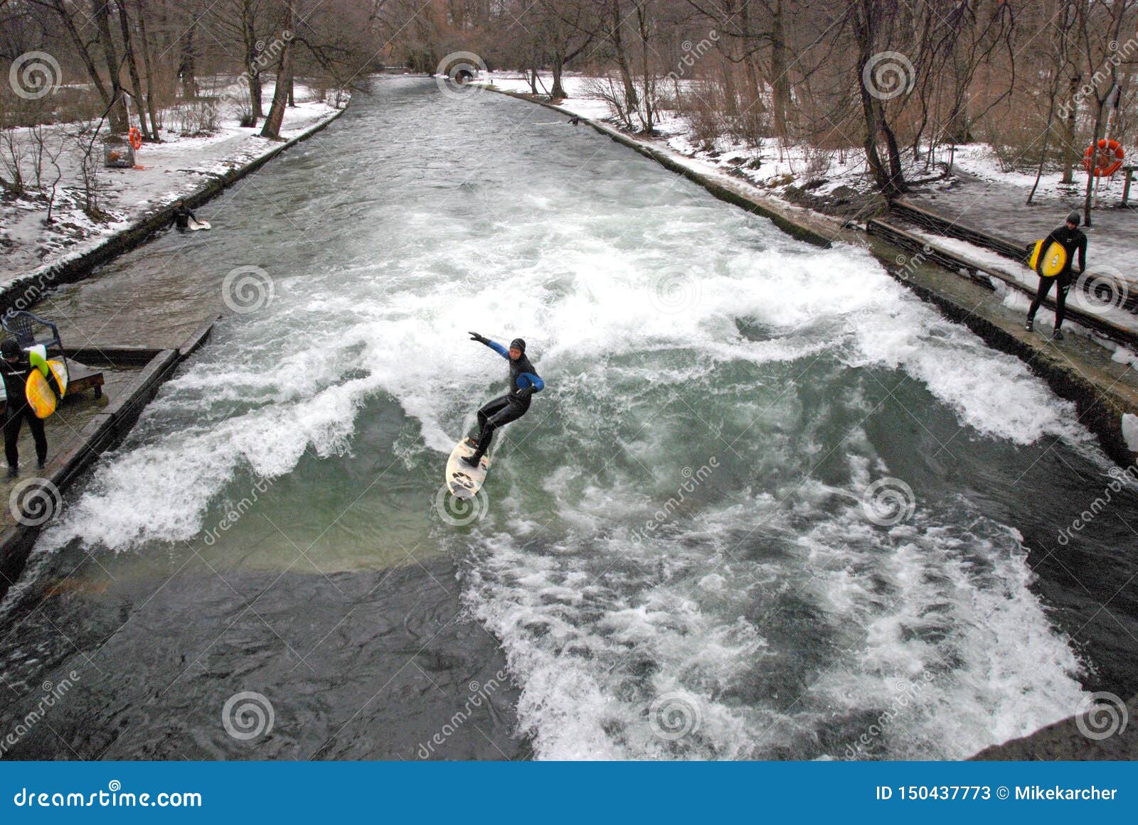 Eisbach surfing editorial stock photo. Image of environment - 150437773