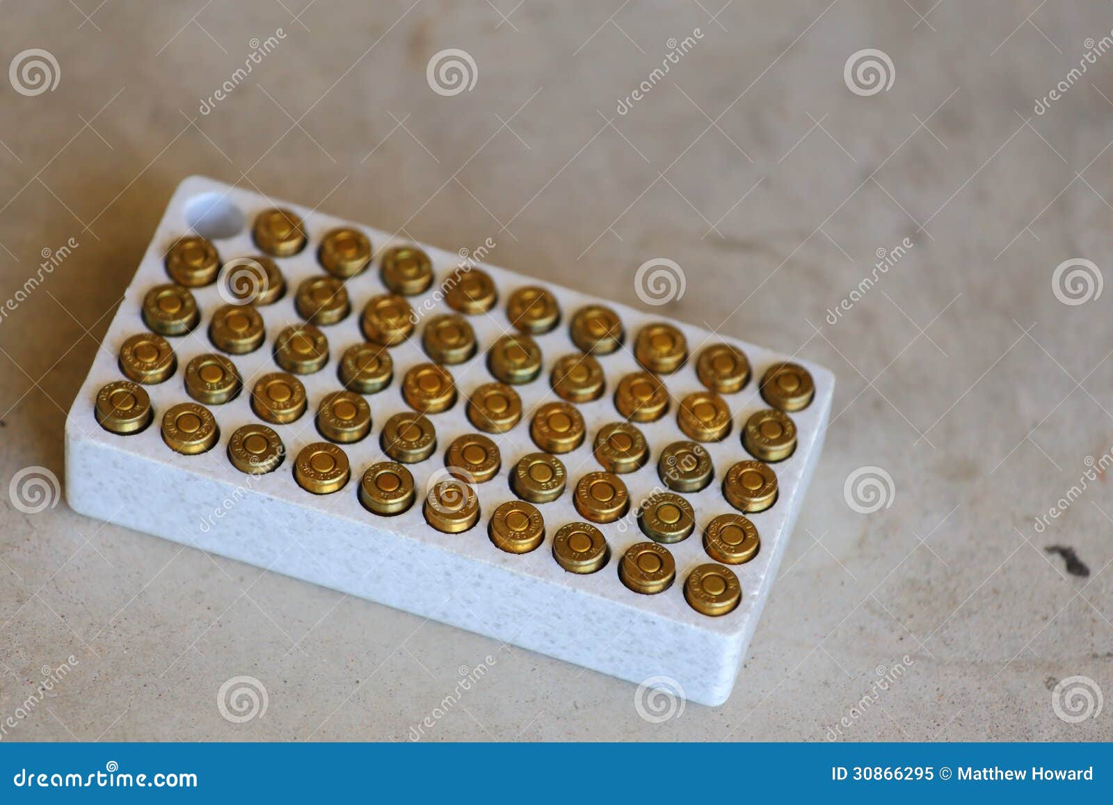 Munitie stock afbeelding. Image of automatisch, koper - 30866295