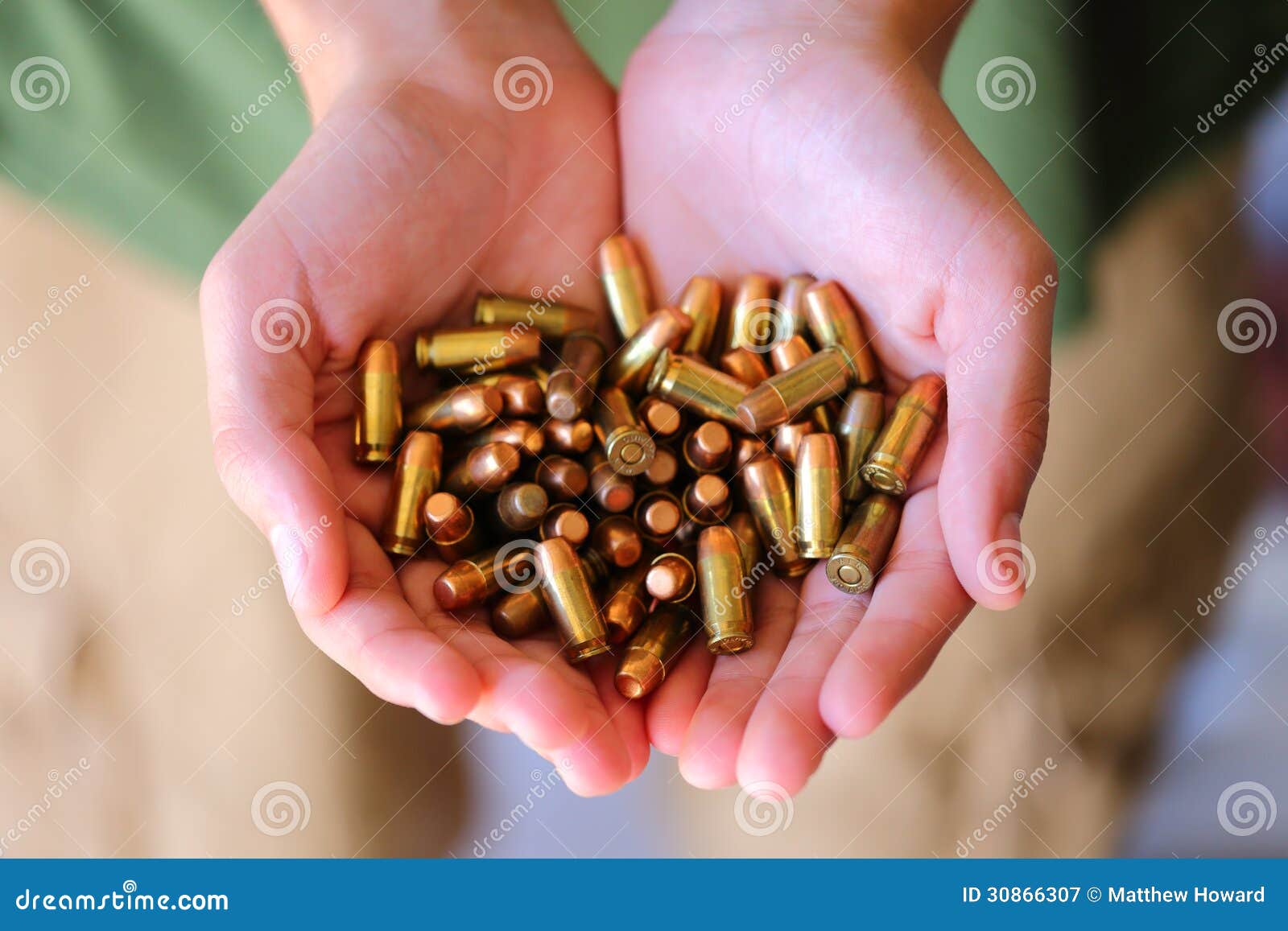 Munitie stock afbeelding. Image of metaal, leger, patroon - 30866307