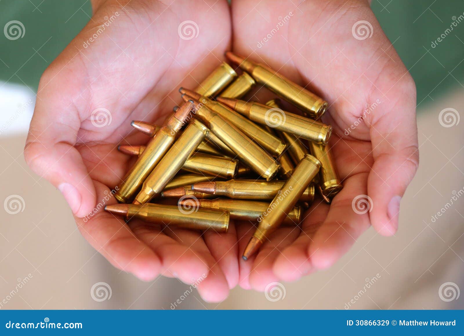 Munitie stock afbeelding. Image of messing, glanzend - 30866329