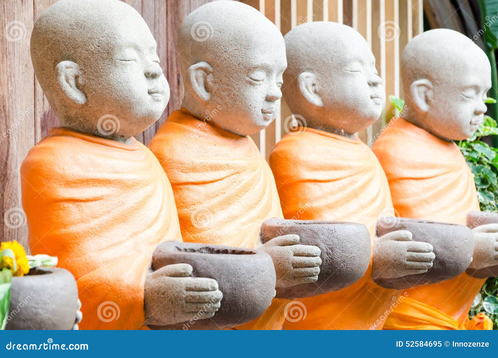 Munk Statues fotografering för bildbyråer. Bild av orange - 52584695