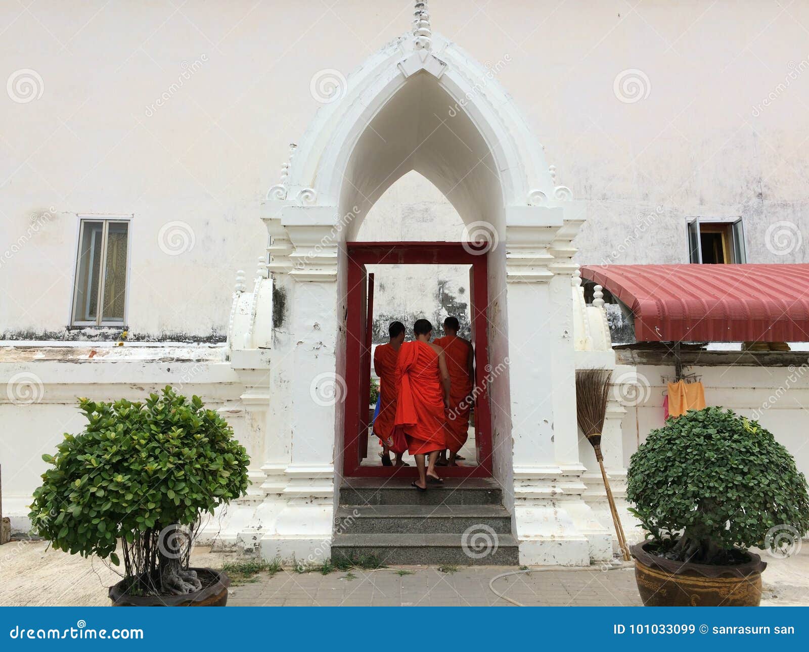 Munkar i Thailand redaktionell fotografering för bildbyråer. Bild av ...