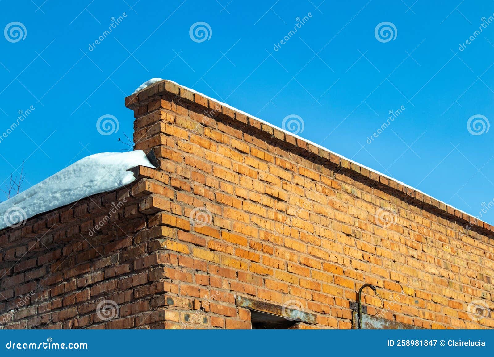 Mur Ancien Brun En Brique Recouvert De Neige Image stock - Image du ...