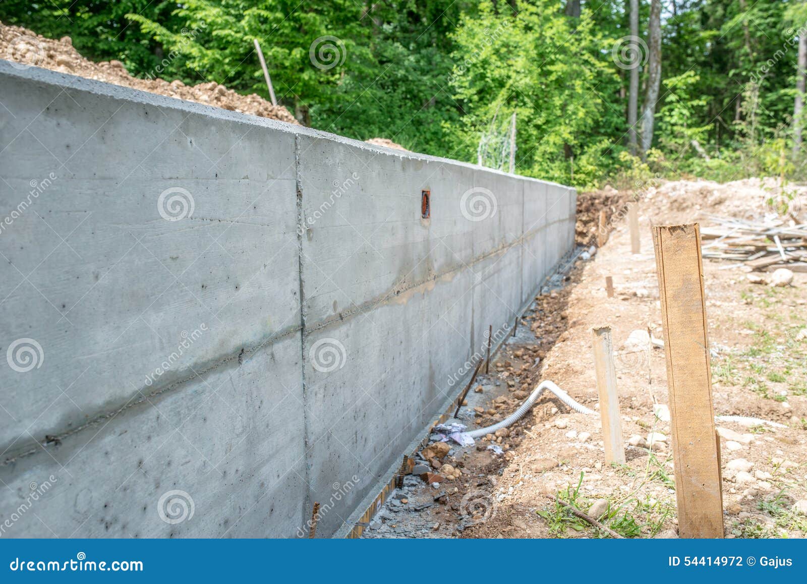 Mur De Base De Ciment Au Chantier De Construction Photo stock - Image ...