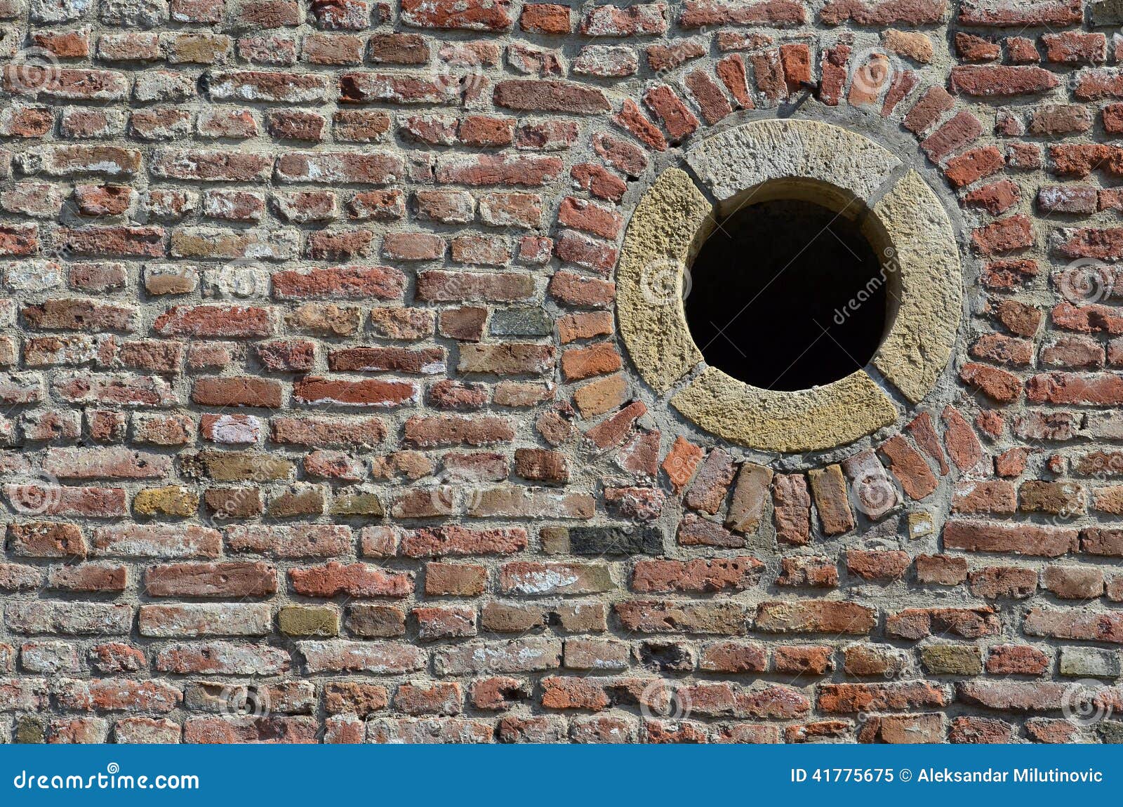 Mur De Briques Et Trou Rond Image stock - Image du rétro, maison: 41775675