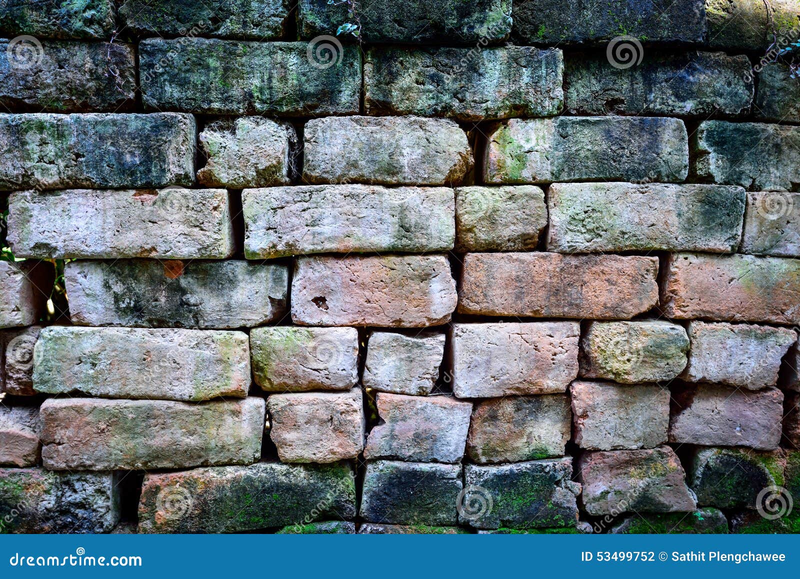 Mur de briques rugueux photo stock. Image du couleur - 53499752