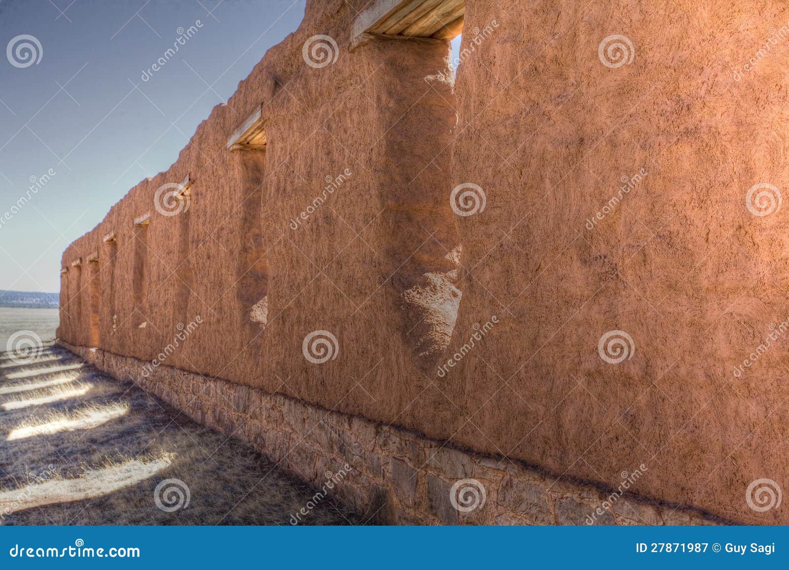 Mur de fort image stock. Image du bois, herbe, brun, adobe - 27871987