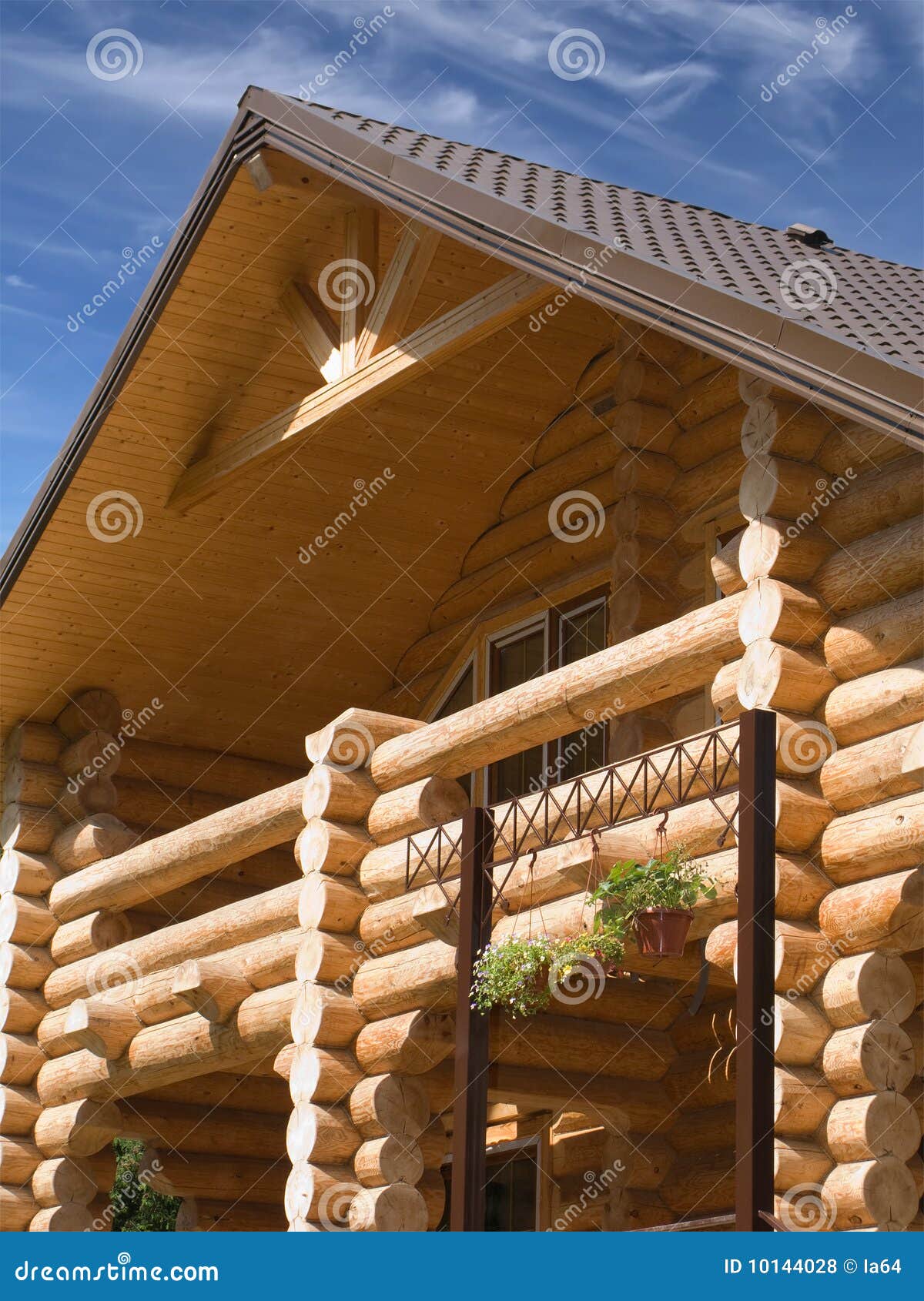 Mur De Logarithme Naturel De Maison Photo stock - Image du milieux, toit: 10144028