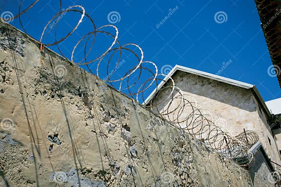 Mur De Prison De Fil De Rasoir Image stock - Image du évasion ...