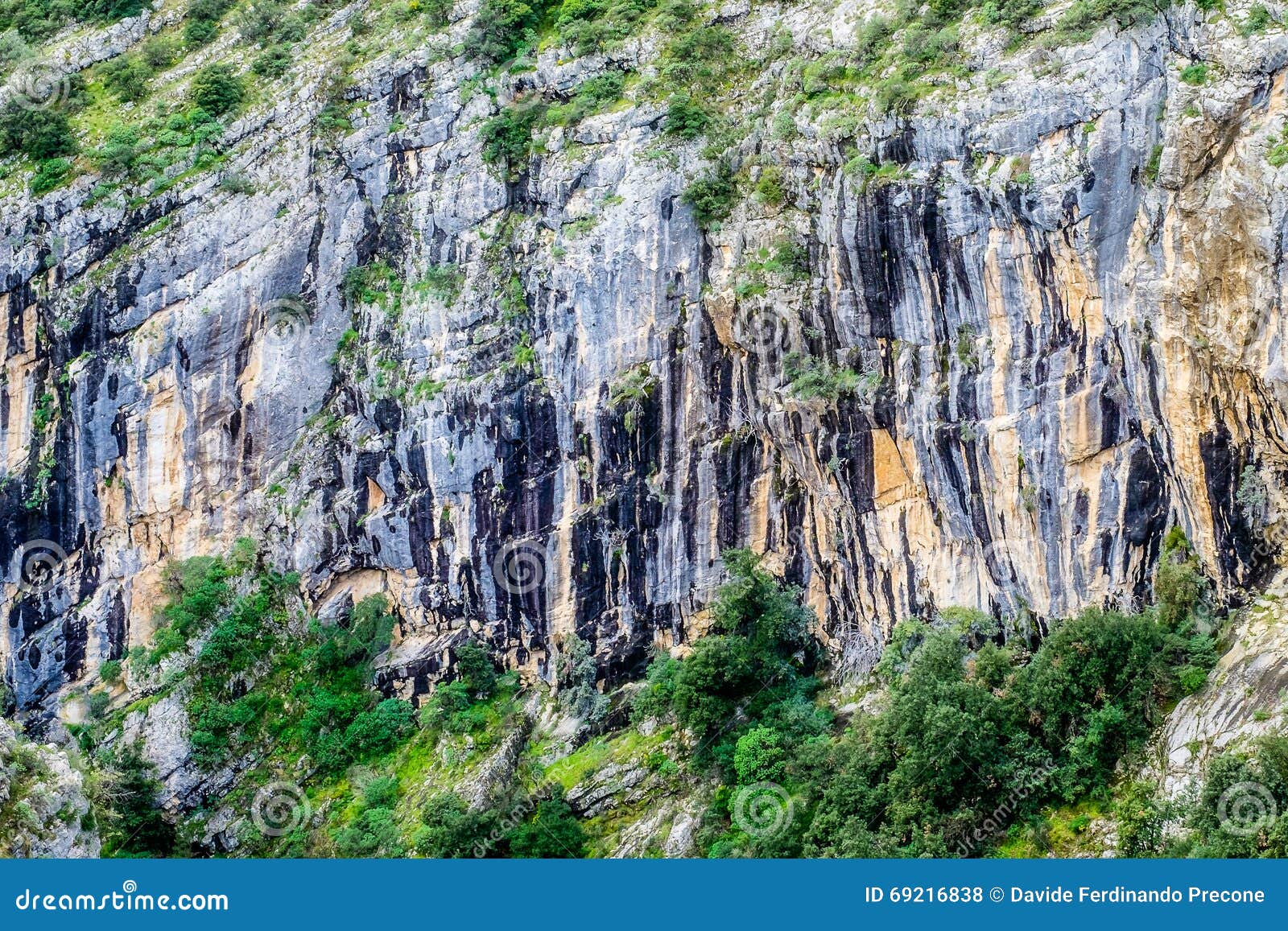 Mur De Roche Avec Des Signes Des Hydrocarbures Photo stock - Image du ...