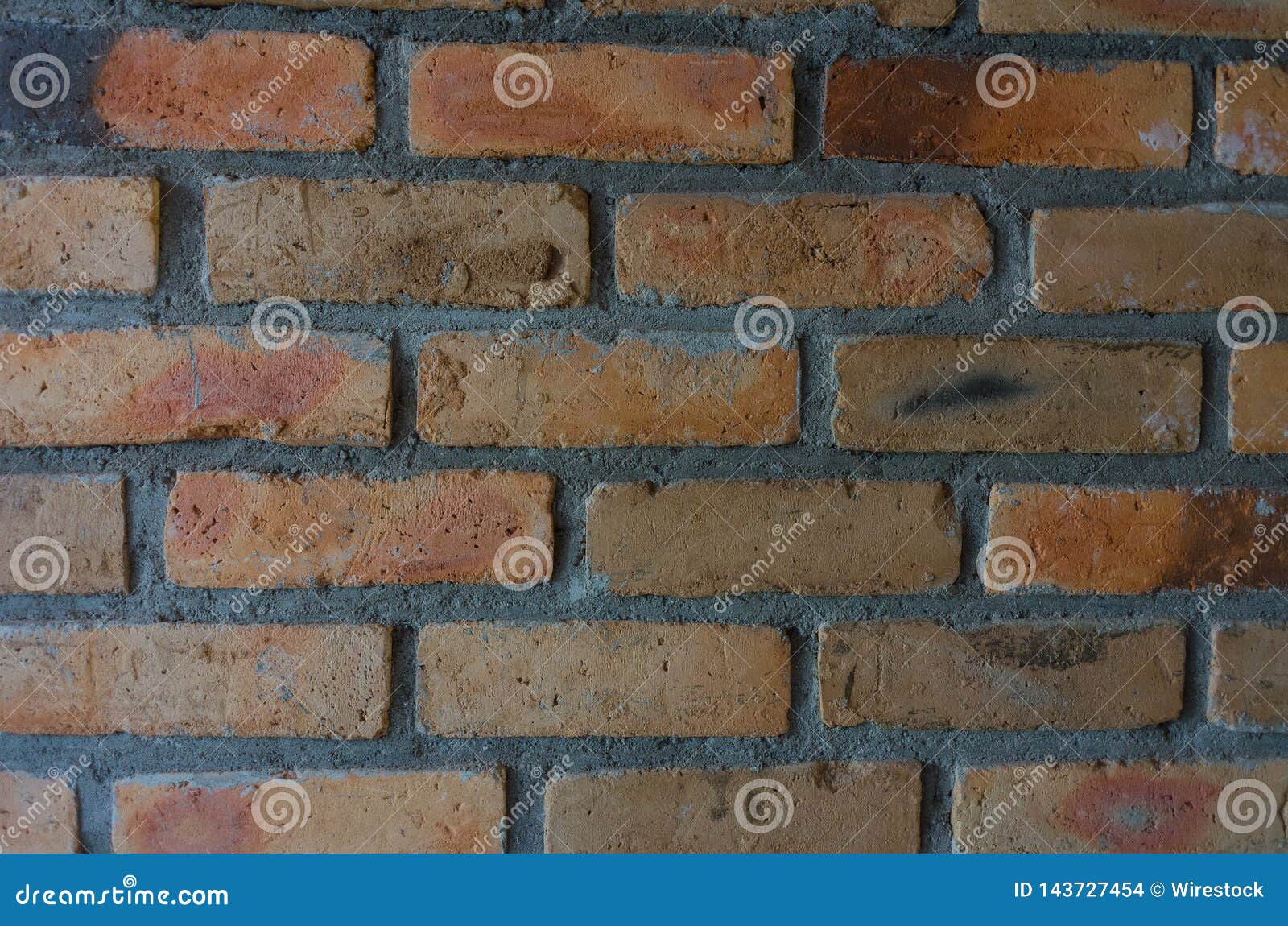 Mur des briques d'argile photo stock. Image du weathered - 143727454