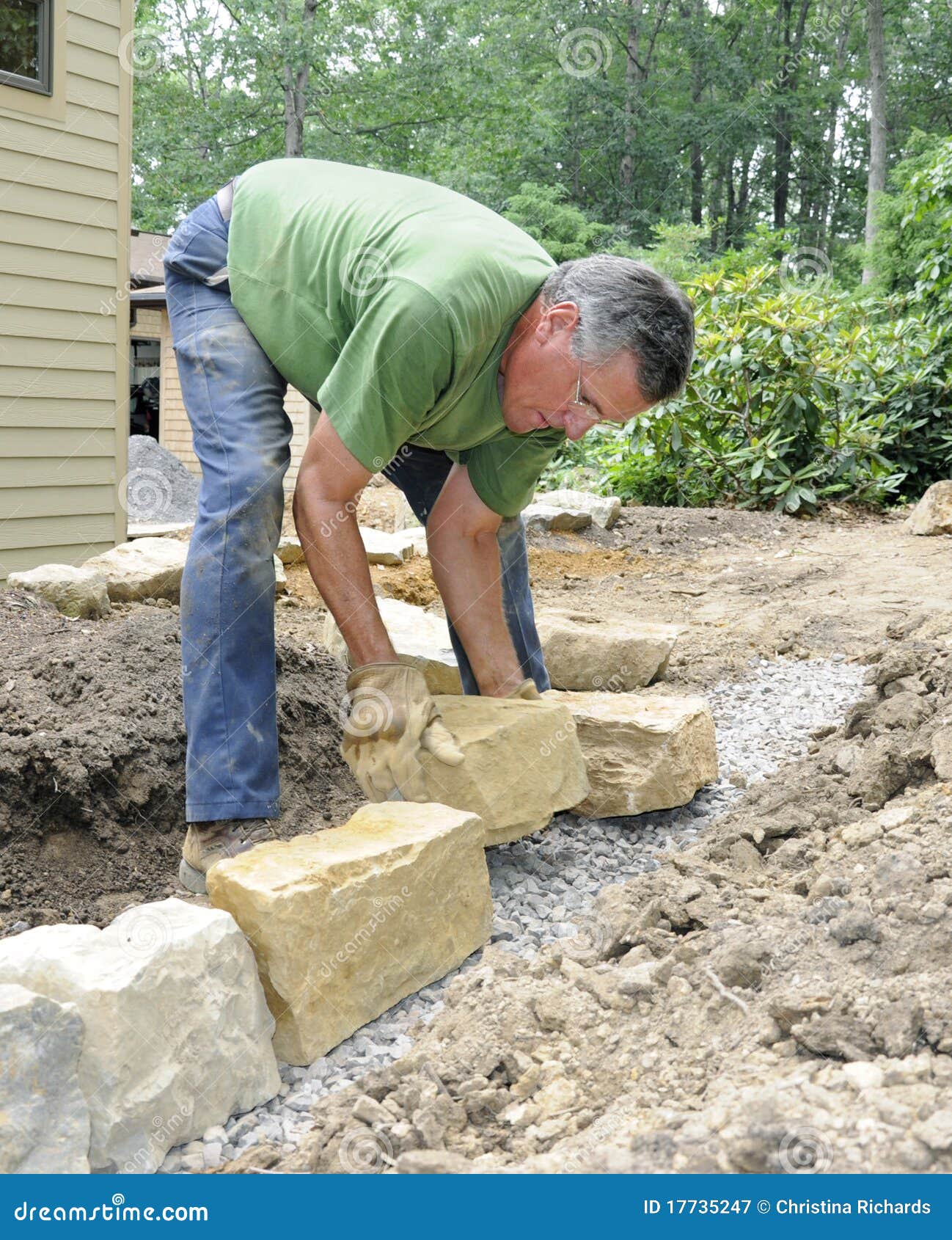 Mur En Pierre De Construction D'homme Image stock - Image du homme ...