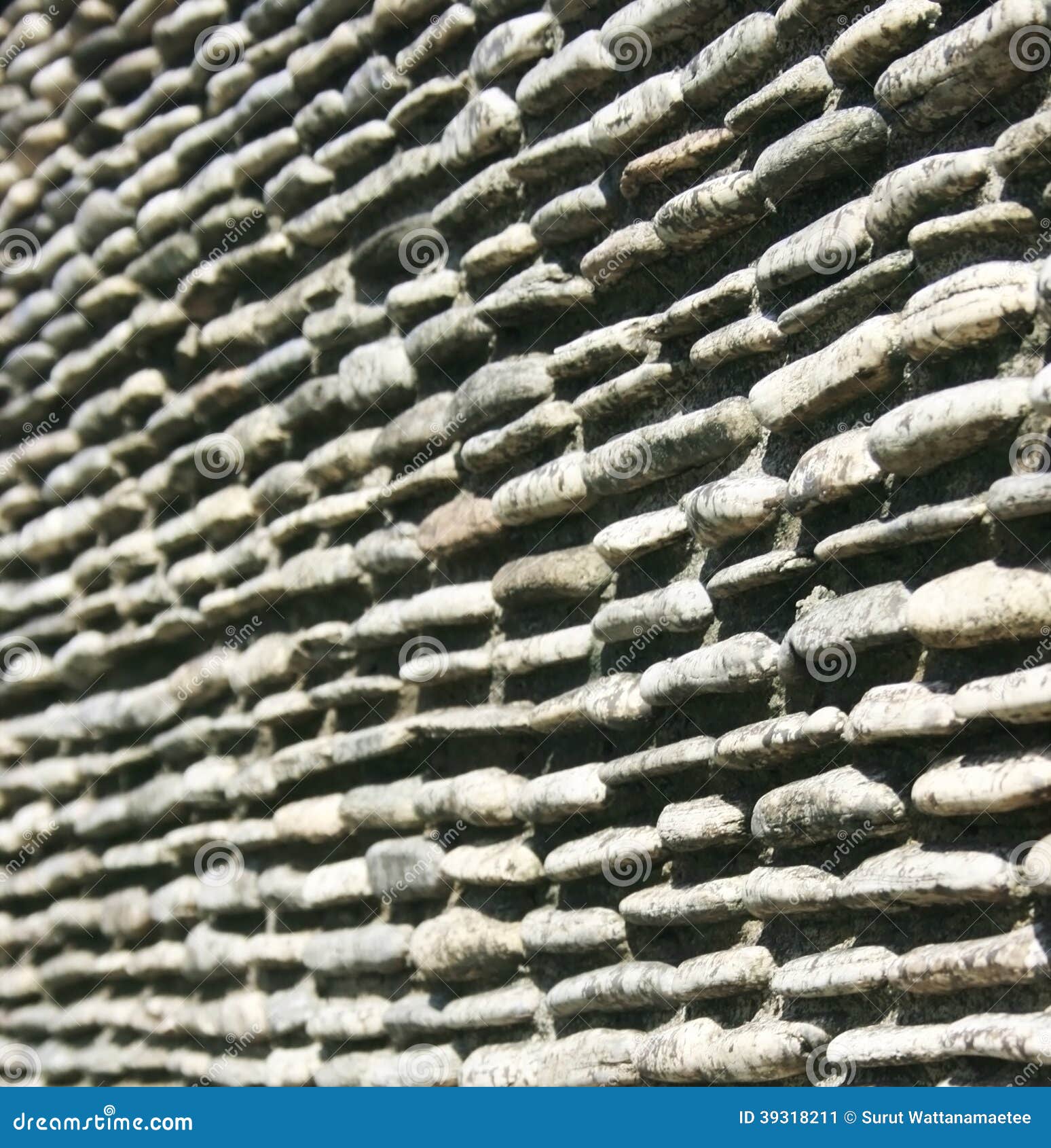 Mur en pierre de gravier image stock. Image du route - 39318211