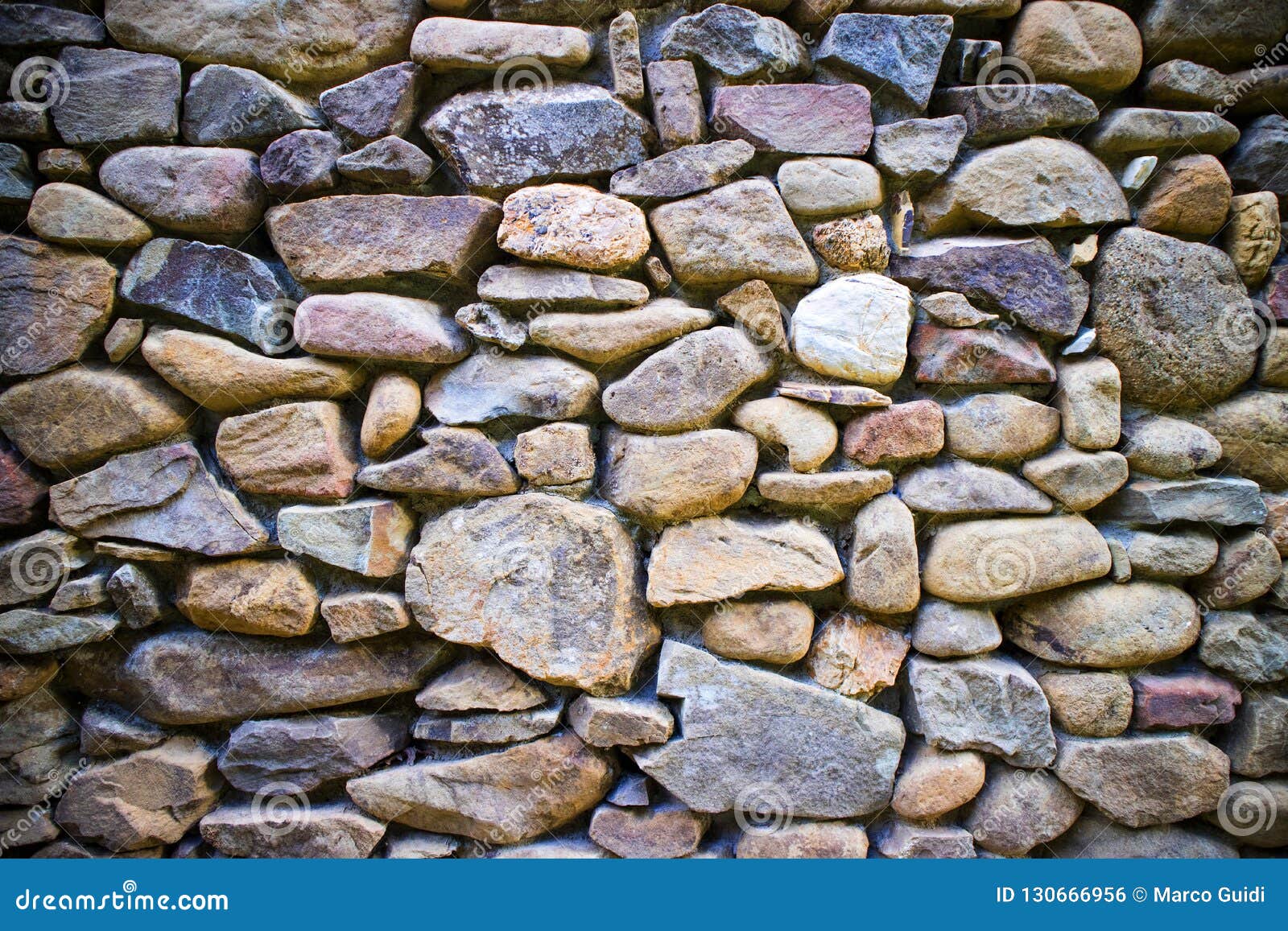 Mur en pierre de rivière photo stock. Image du nature - 130666956