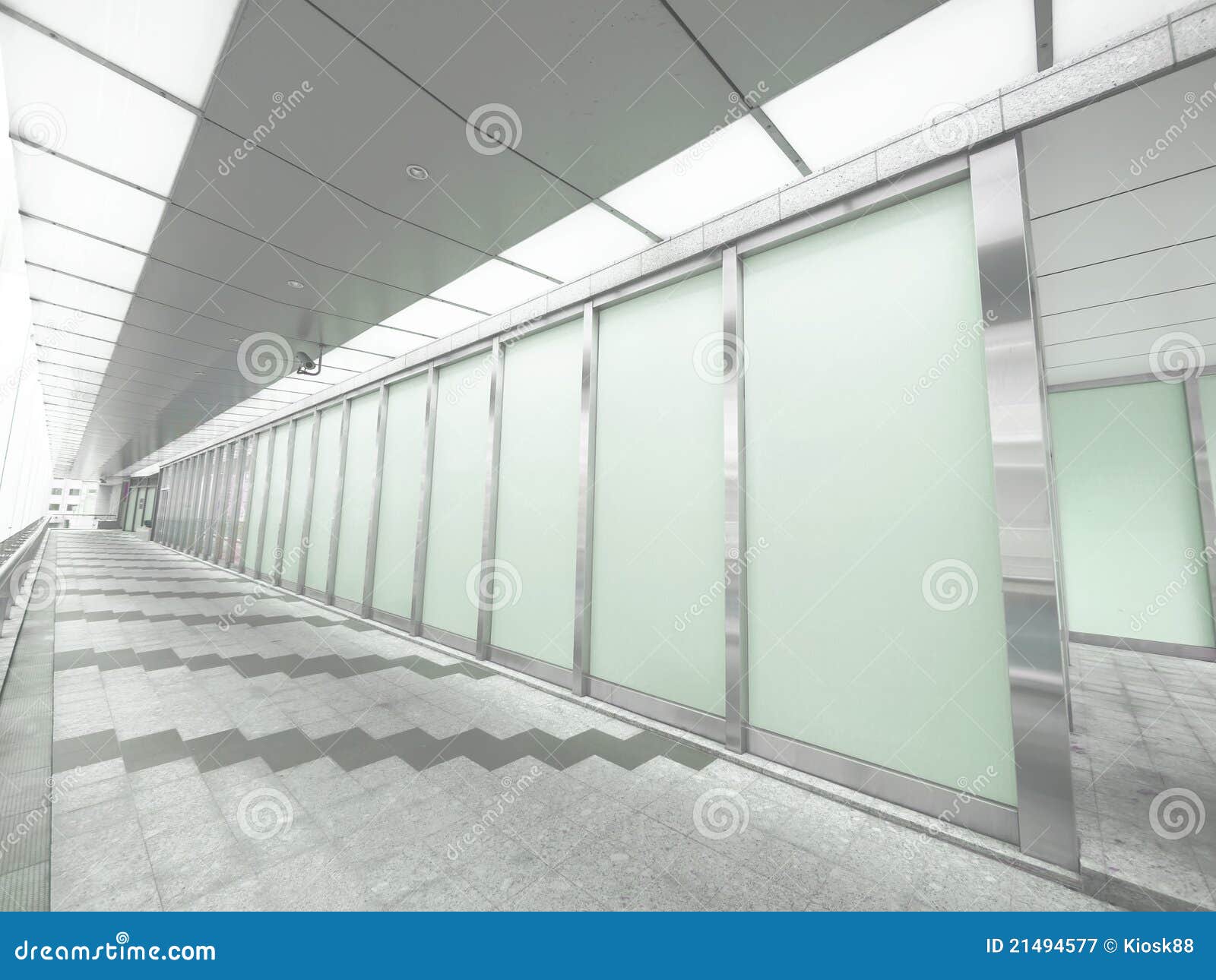 Mur en verre et coursive image stock. Image du aéroport - 21494577