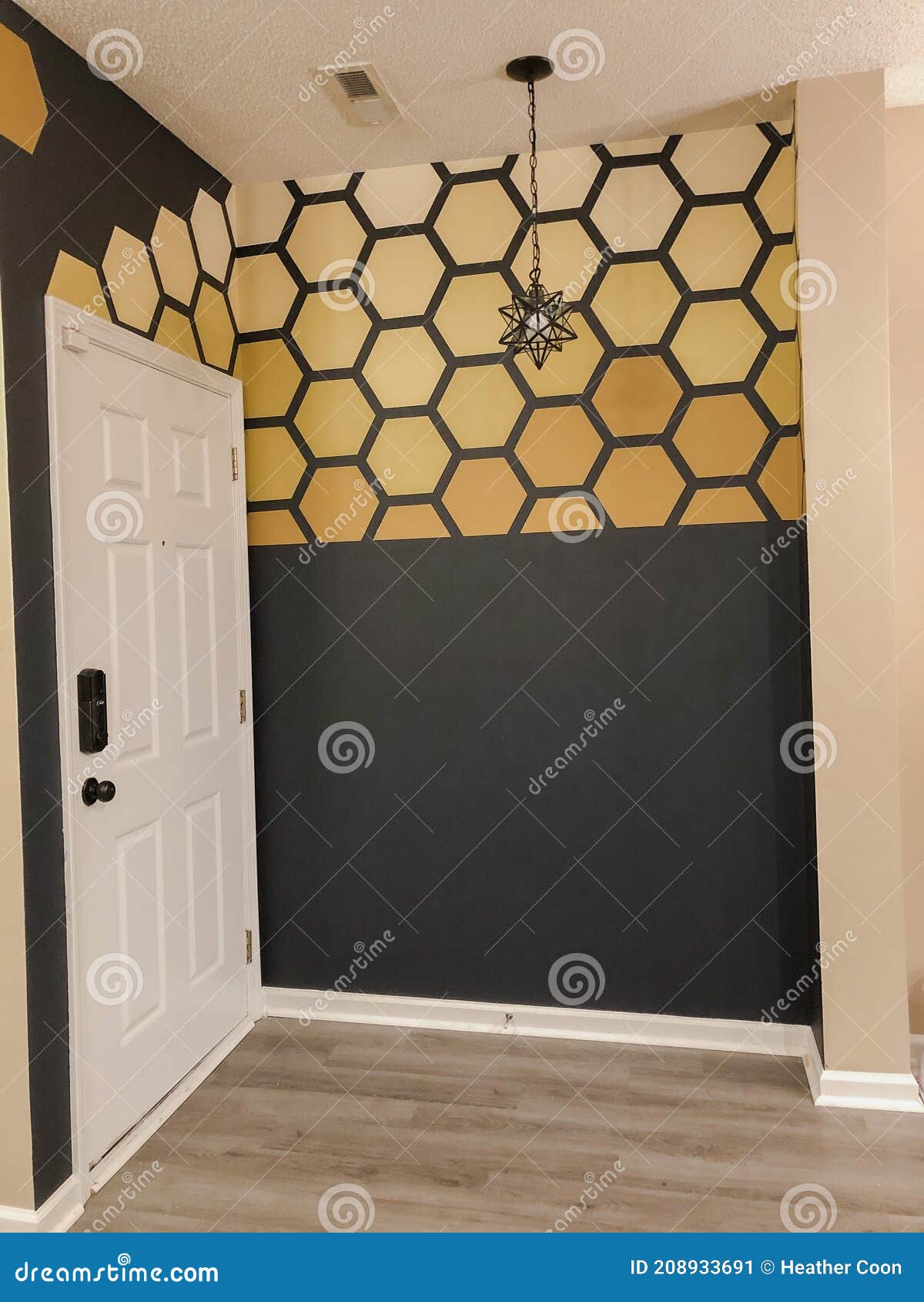 Mur hexagonal image stock. Image du hexagone, jaune - 208933691