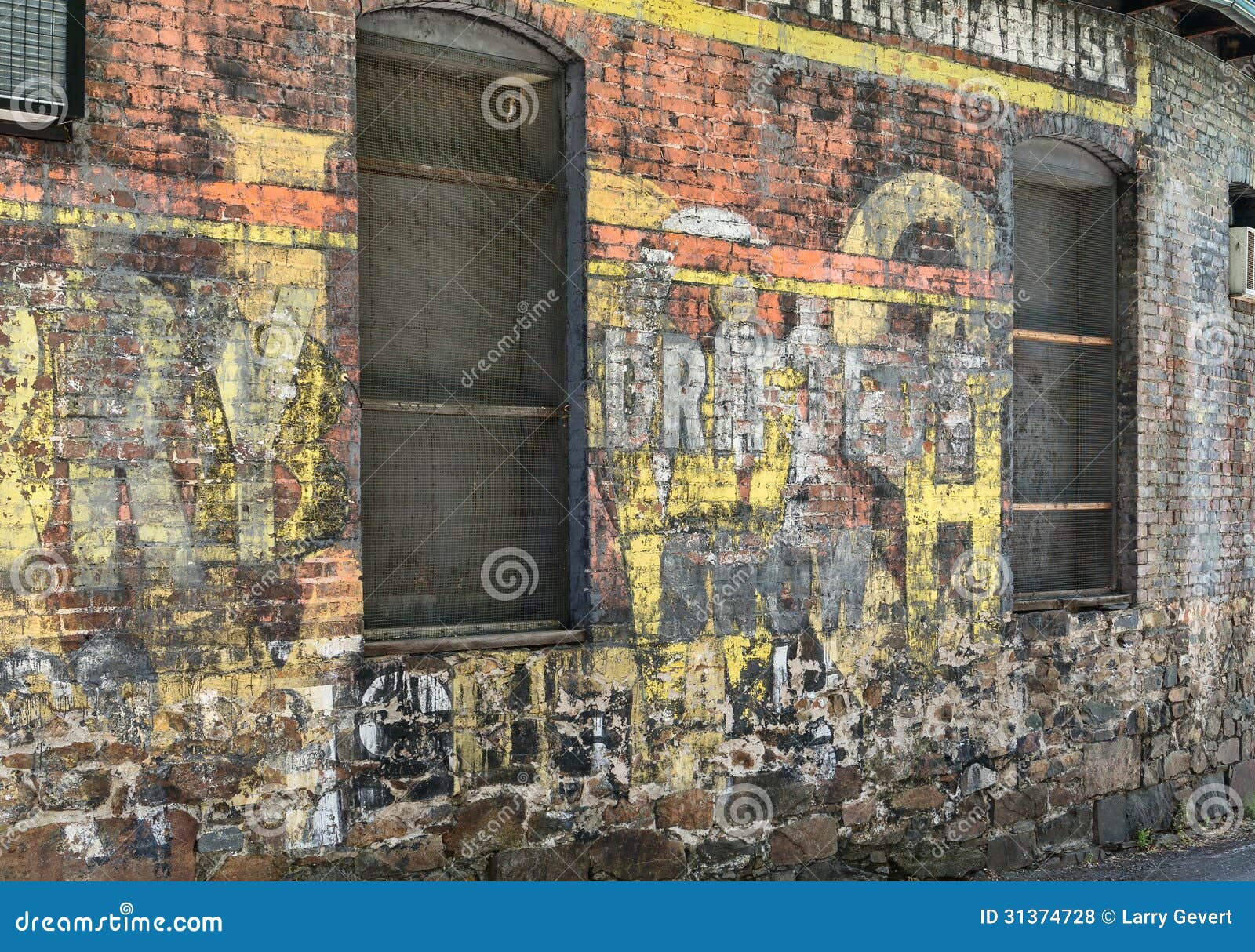 Mur peint par rue de ville photo stock. Image du californie - 31374728