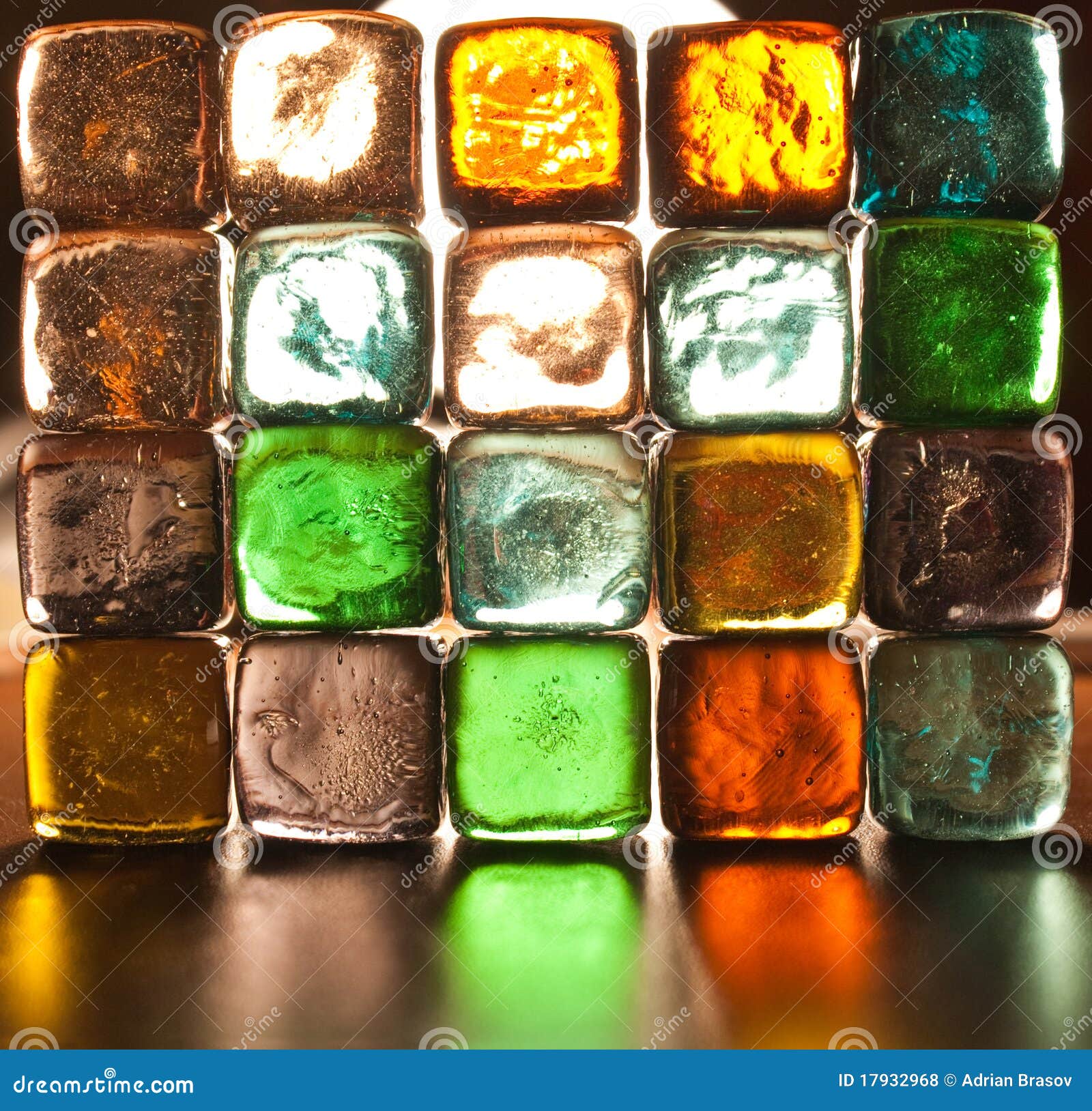 Mur Transparent Des Pierres En Verre Photo stock - Image du couleur ...