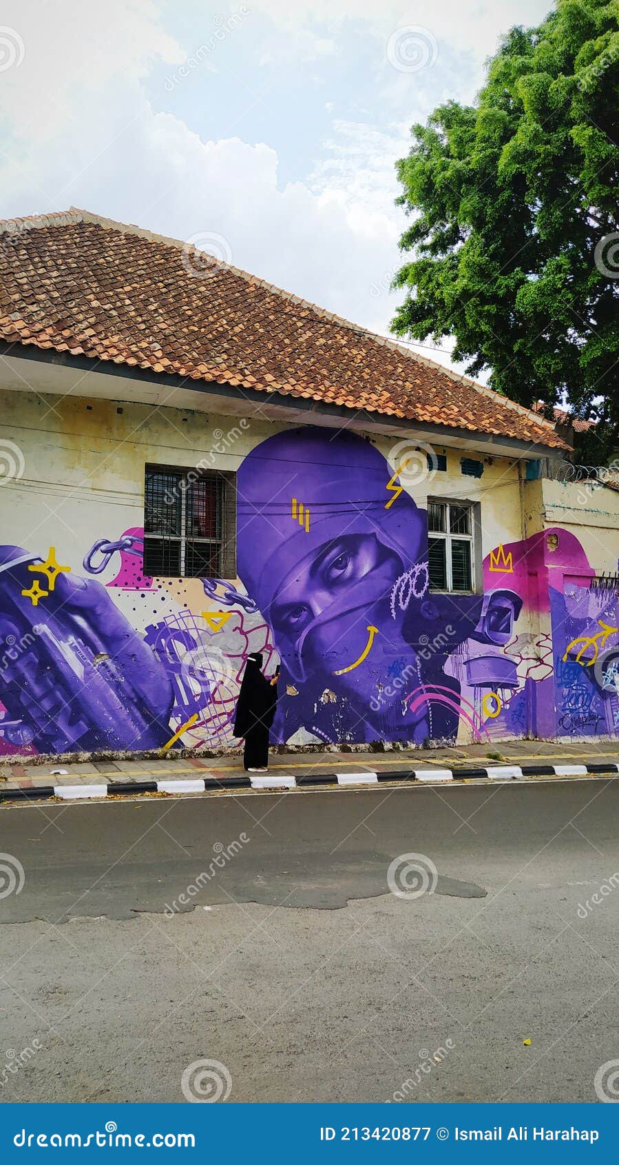 Mural Graffiti on a Building Exterior Editorial Photography - Image of ...