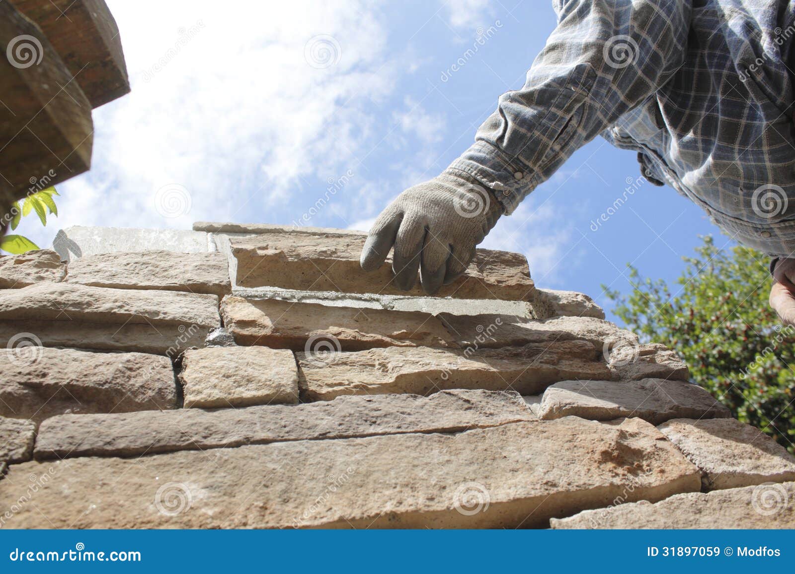 Muratore O Muratore Setting Stone O Mattone Immagine Stock - Immagine ...