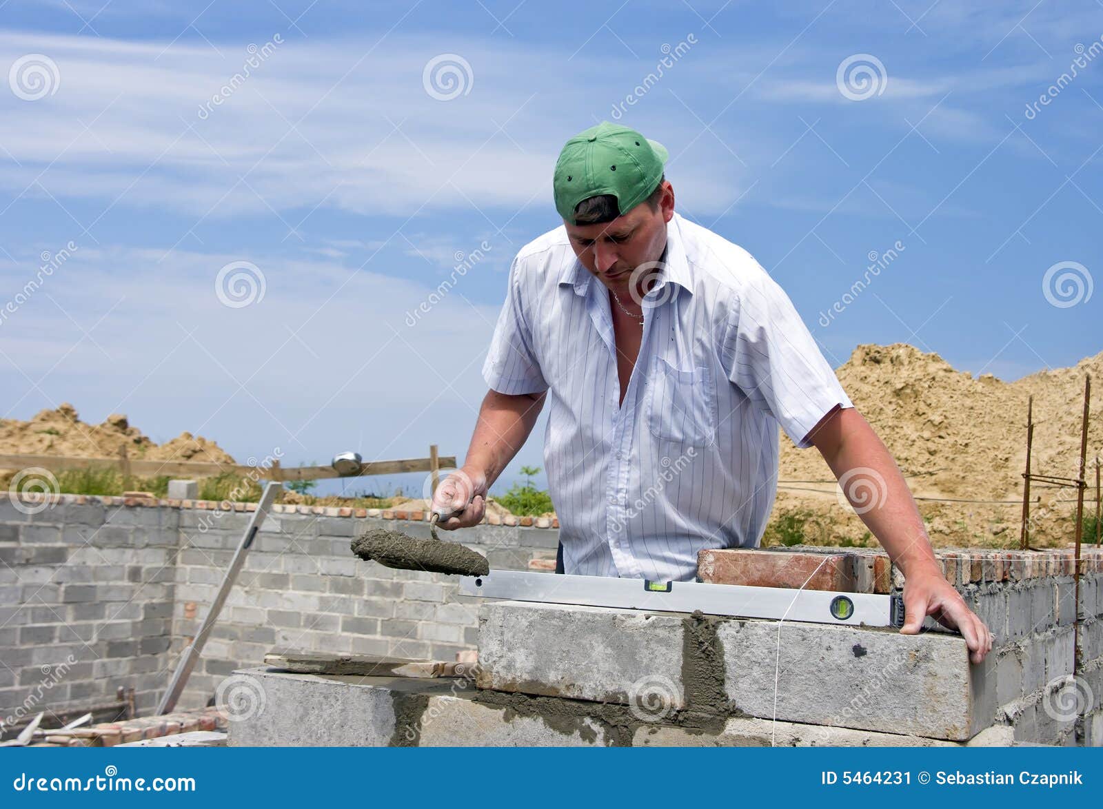 Muratore sul lavoro immagine stock. Immagine di parete - 5464231