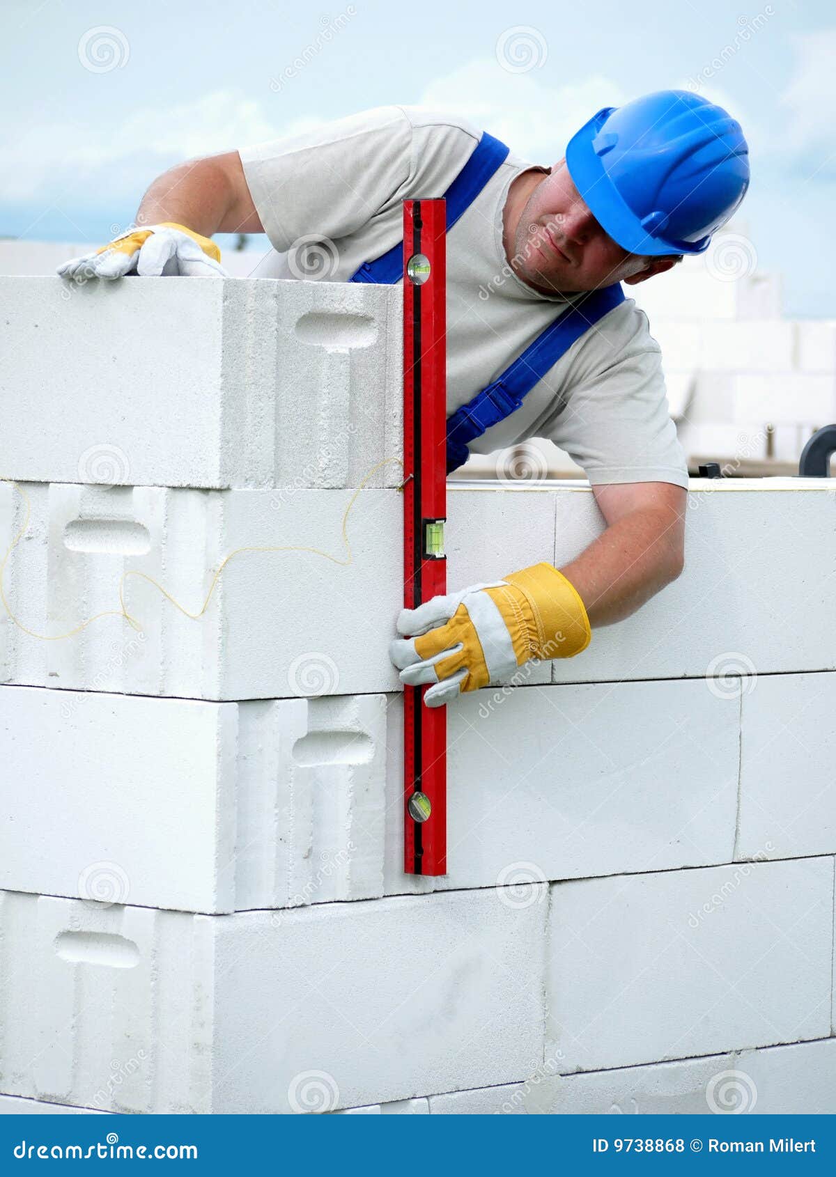 Muratore sul lavoro fotografia stock. Immagine di riga - 9738868