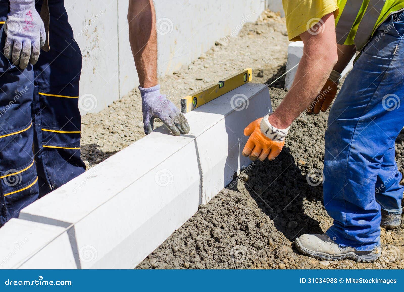 Muratori al cantiere fotografia stock. Immagine di costruzione - 31034988