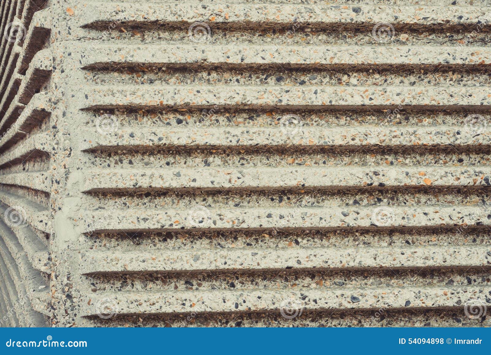 Muro De Cemento Rayado Paralelo De Un Puente Foto de archivo - Imagen ...