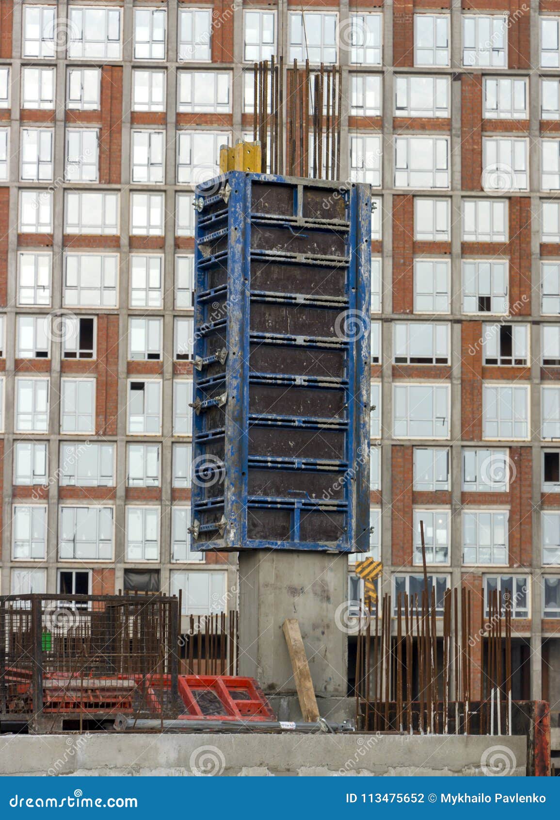 Muro De Cemento Reforzado De Un Edificio De Varios Pisos En Curso De ...