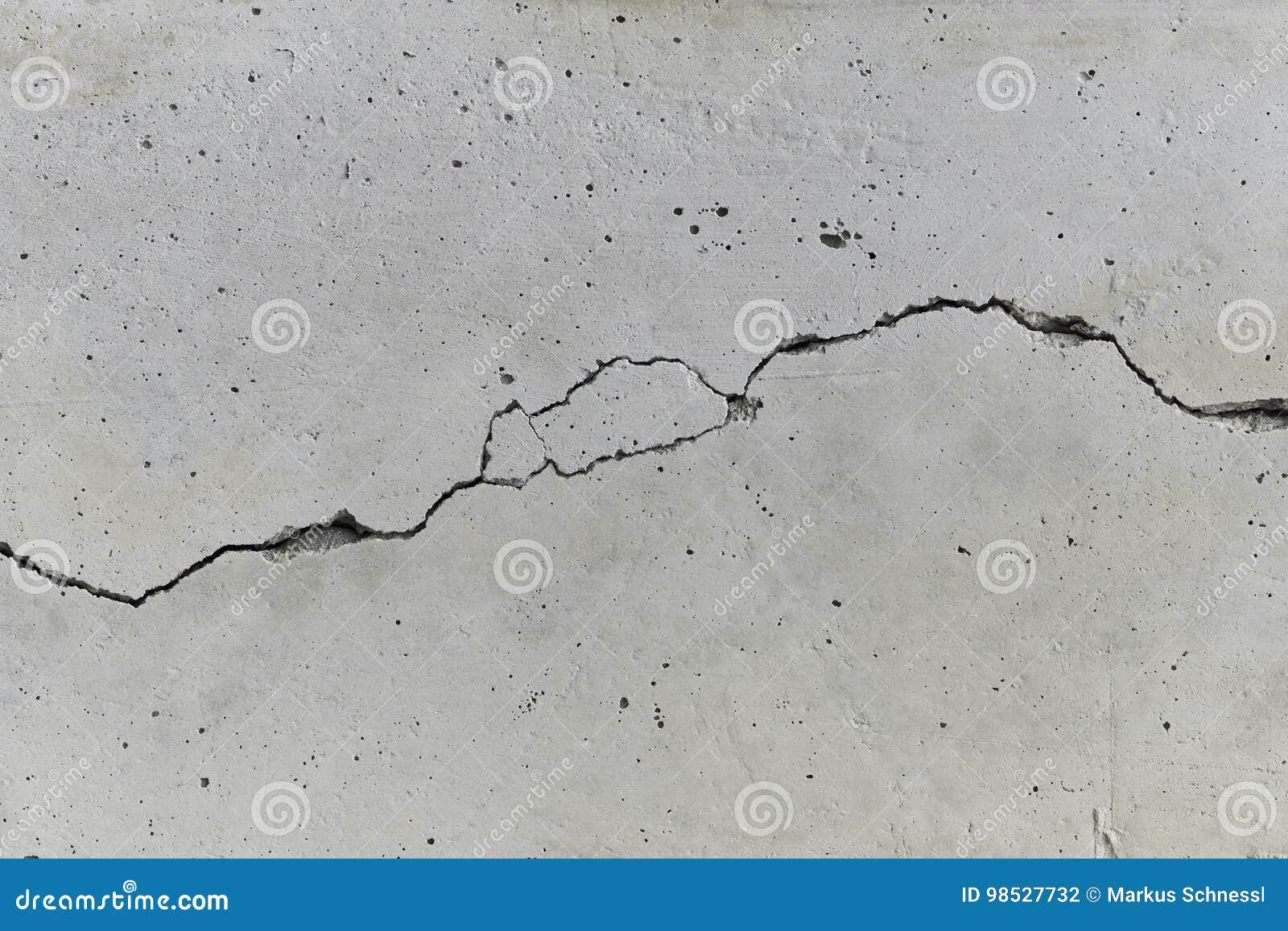 Muro de cimento rachado foto de stock. Imagem de dano - 98527732