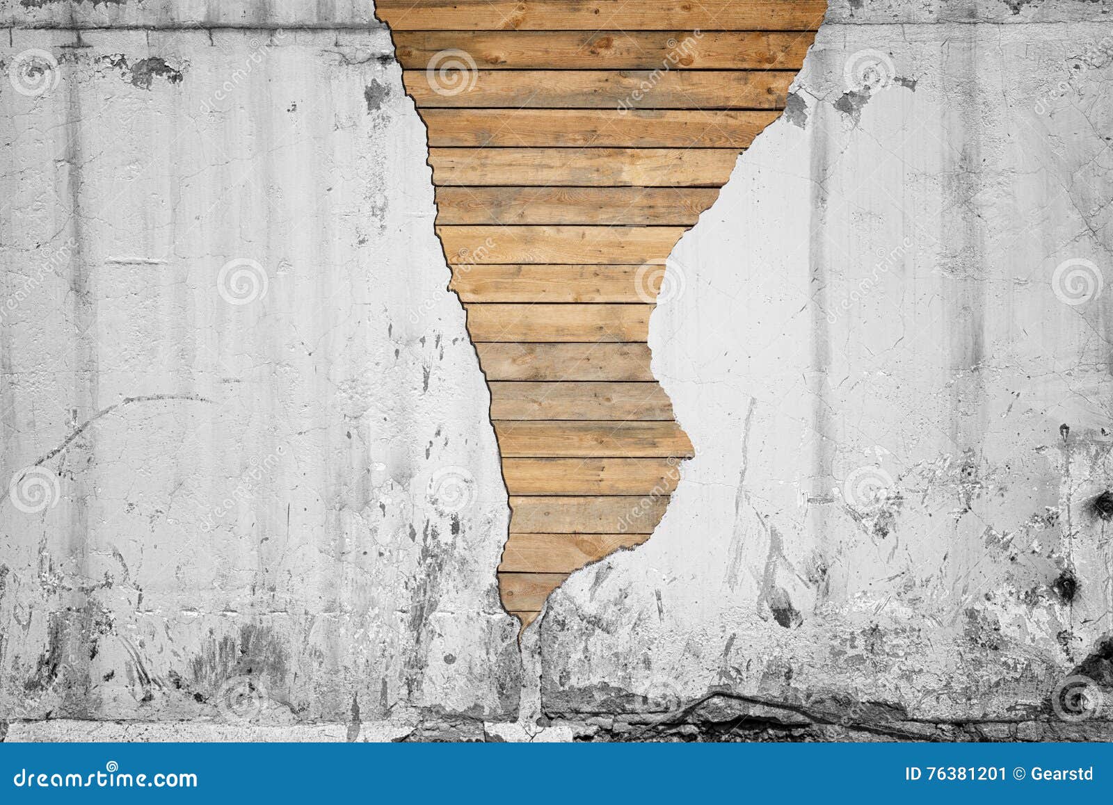 Muro De Cimento Rachado Com Pranchas De Madeira Embaixo Imagem de Stock ...