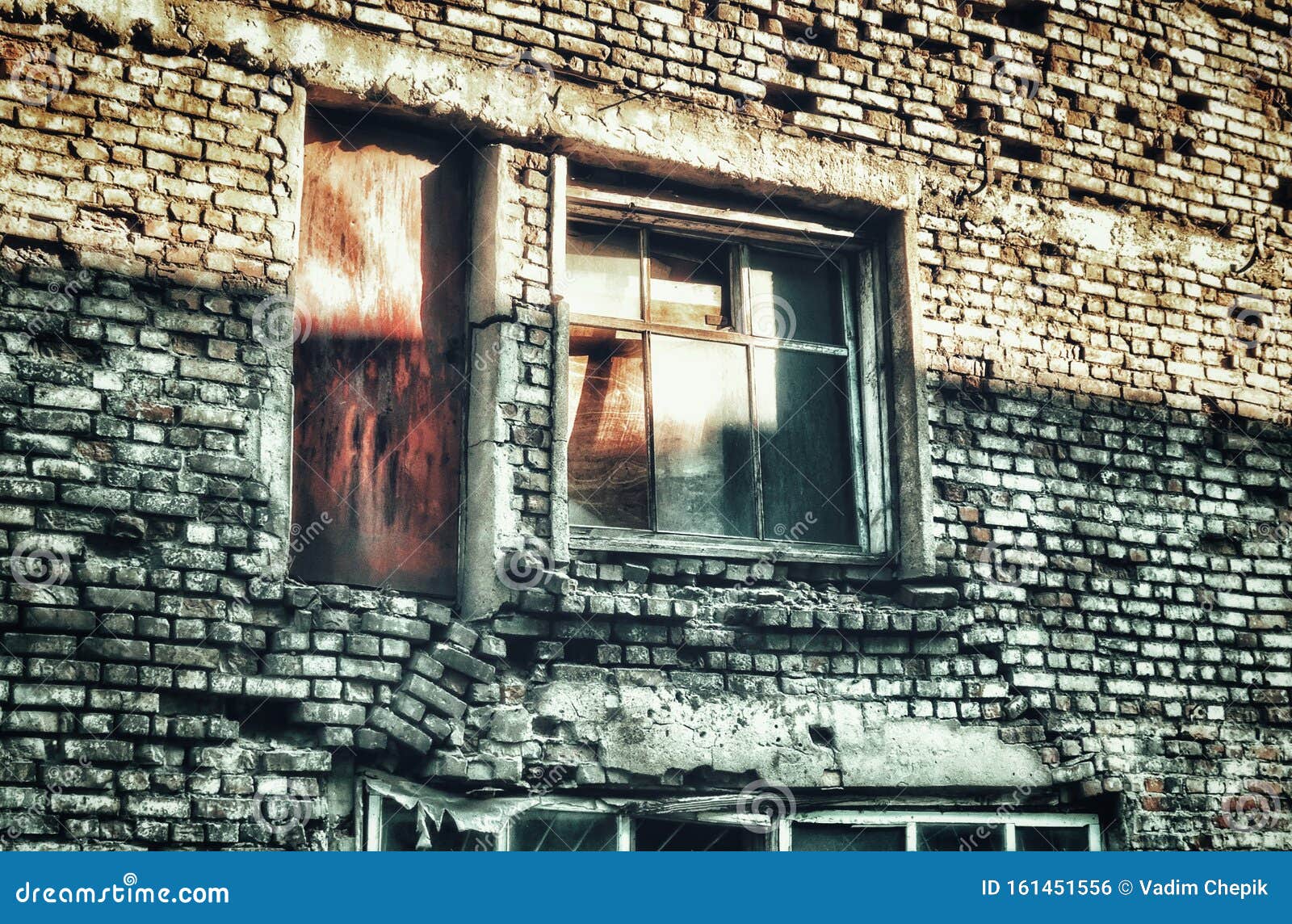 Muro De Ladrillo Roto En Un Edificio Antiguo Foto de archivo - Imagen ...