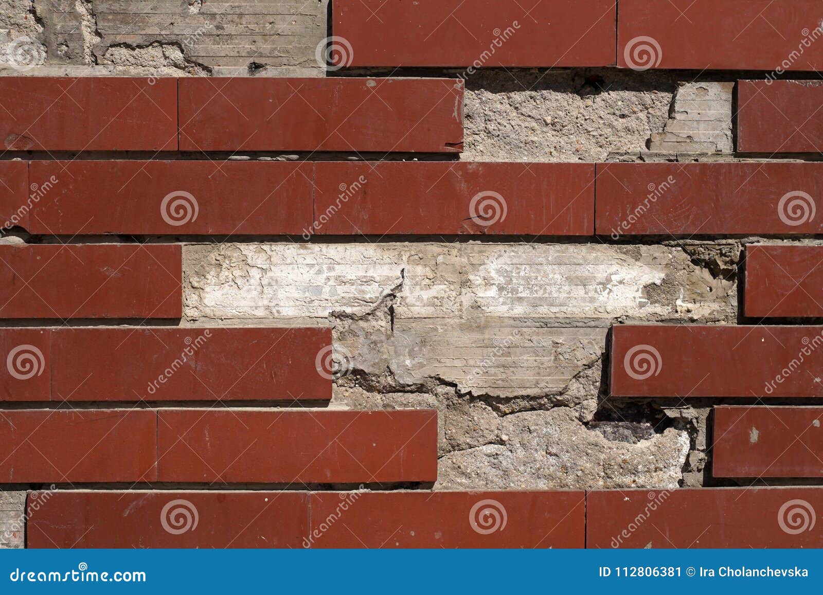 Muro di mattoni rotto immagine stock. Immagine di vecchio - 112806381