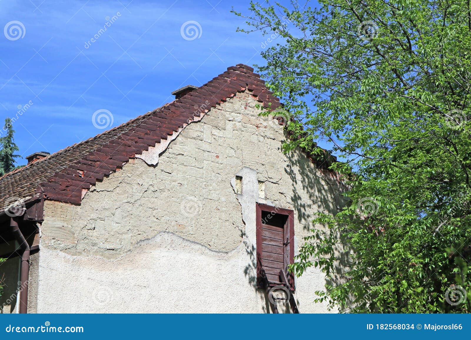 Muro Di Un Vecchio Edificio Con Porta a Lode Fotografia Stock ...