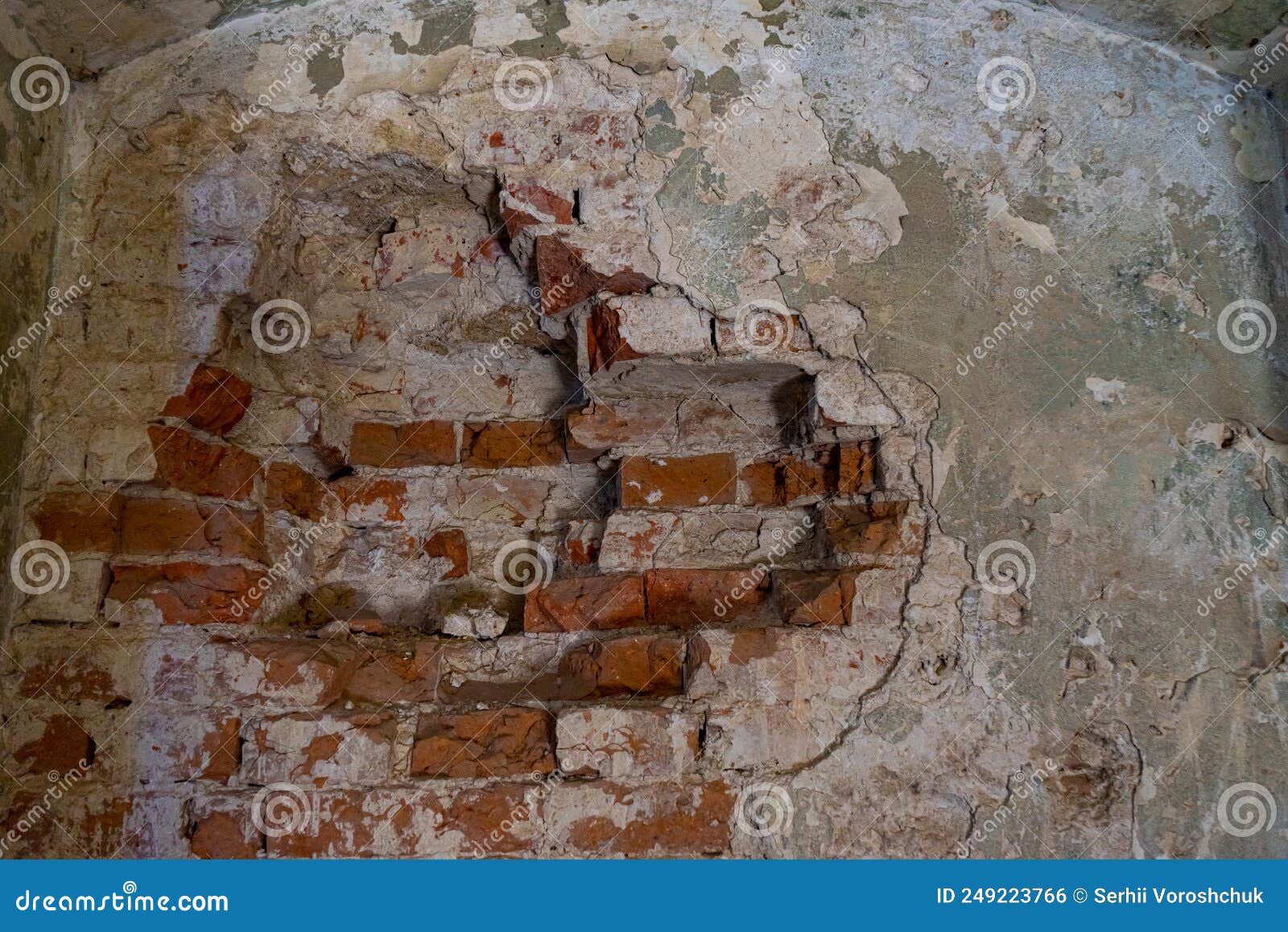 Muro Distrutto in Un Antico Edificio in Mattoni Rossi Fotografia Stock ...