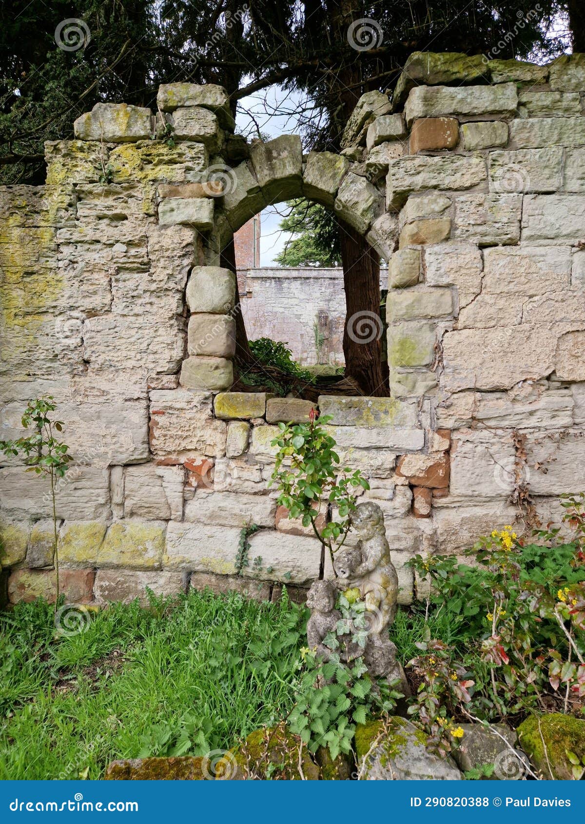 Muro Medieval Y Ventana En Ruinas Foto de archivo - Imagen de arruinado ...