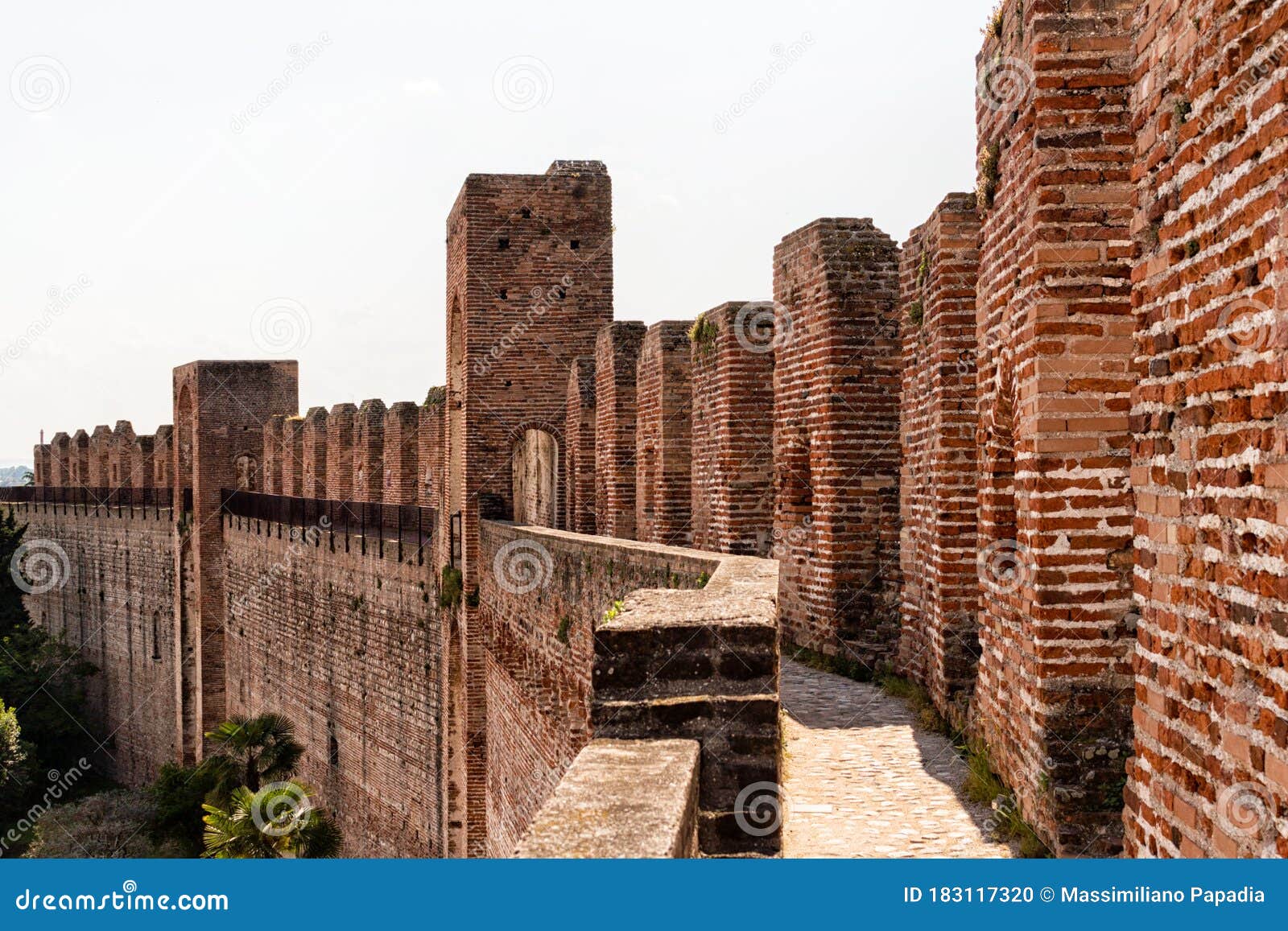 Muros Circundantes De Uma Cidade Fortificada Foto de Stock - Imagem de ...