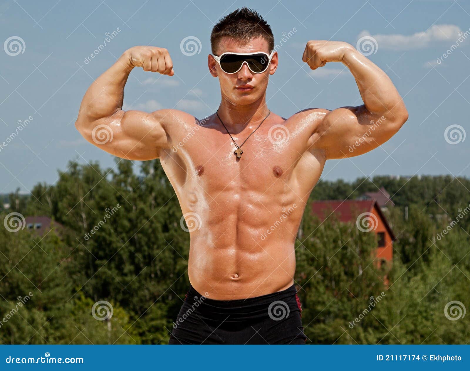 Muscle Lhomme Nu Humide Sexy Posant Sur La Plage Photo Stock Image