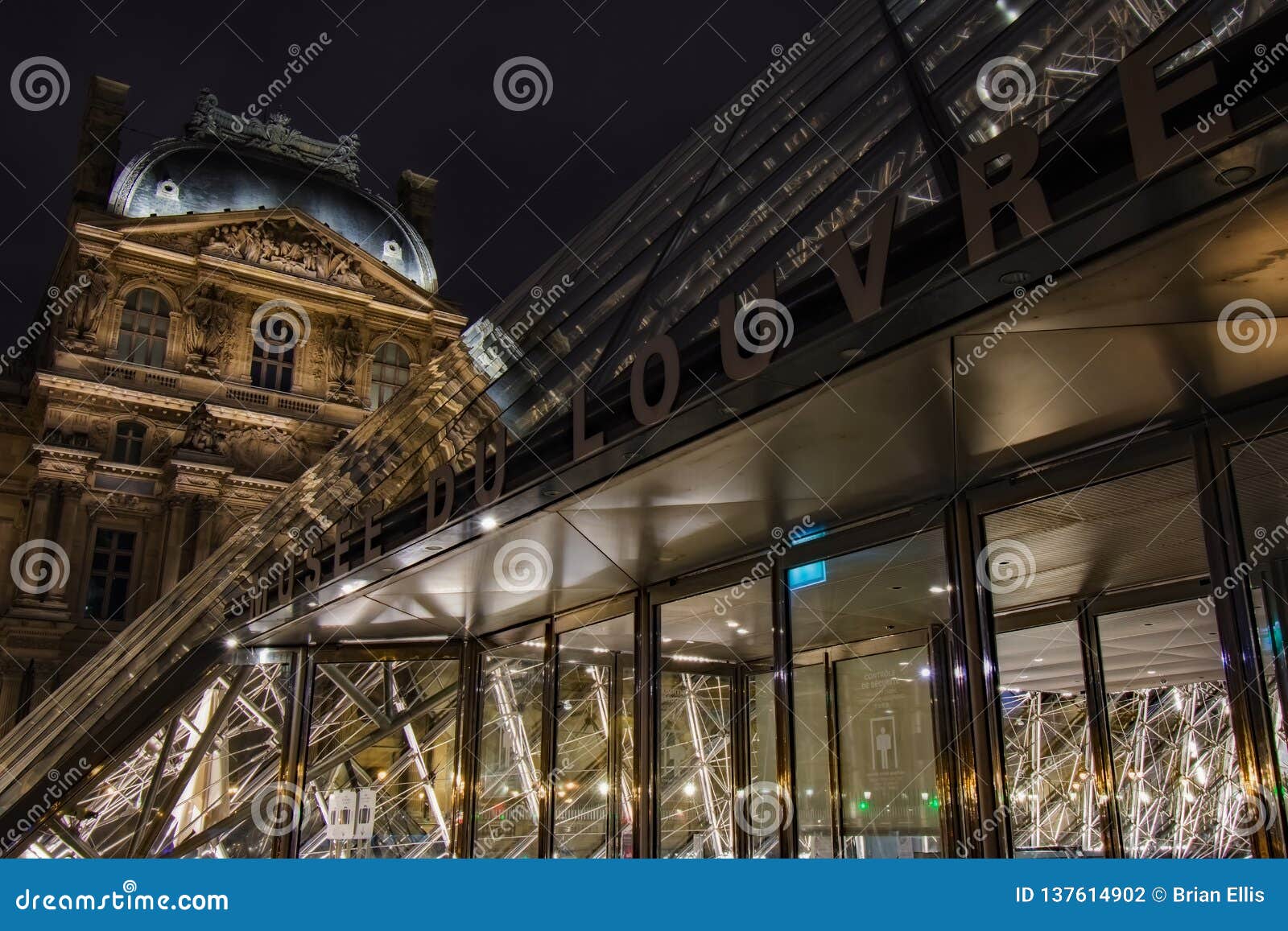 Musee Du Louvre at Night editorial photography. Image of glass - 137614902
