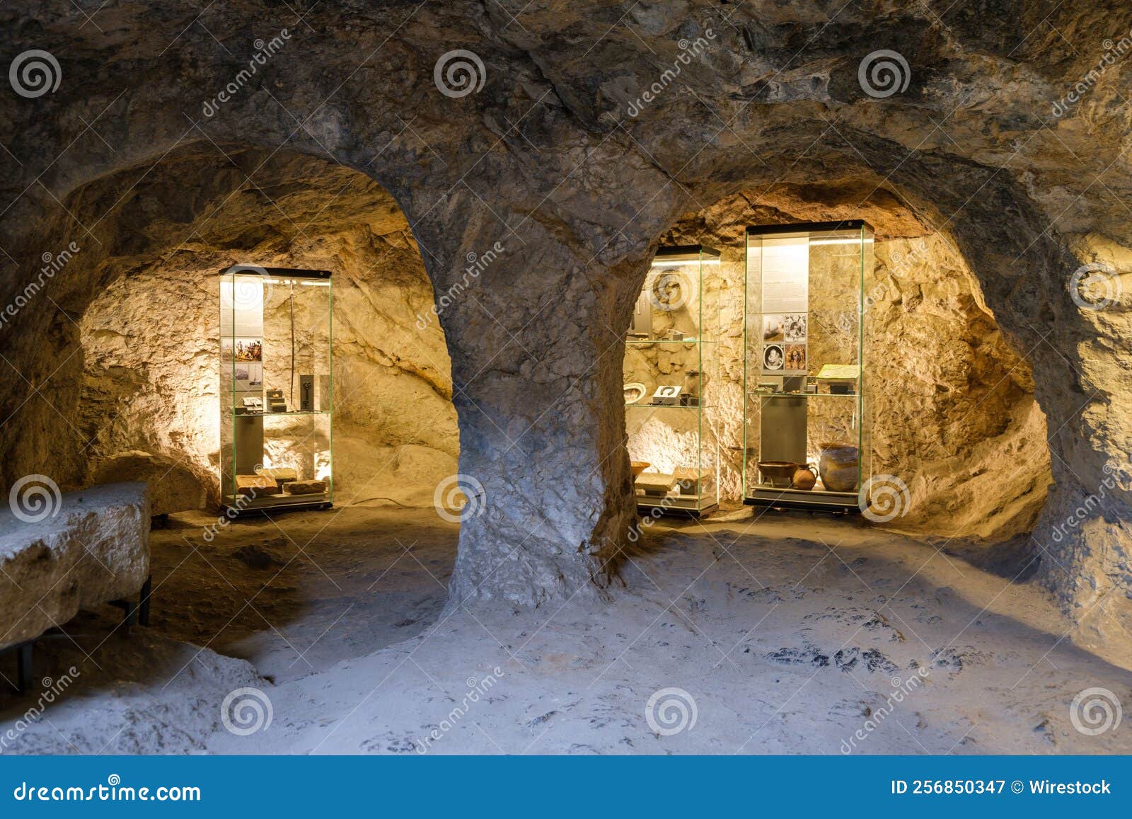 Museo Antiguo De Devin Castle En Una Cueva Fotografía editorial ...