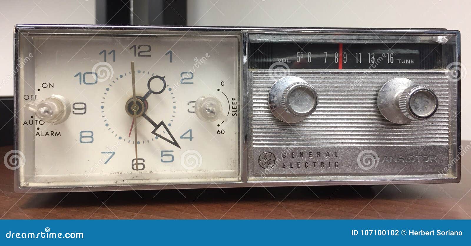 Grey dial vintage radio editorial photography. Image of vintage - 107100102