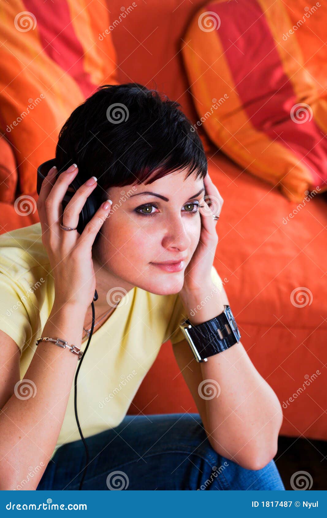 Musica d'ascolto immagine stock. Immagine di faccia, cuffie - 1817487